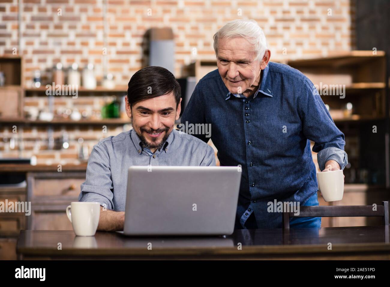 Elderly man son computer hi-res stock photography and images - Alamy