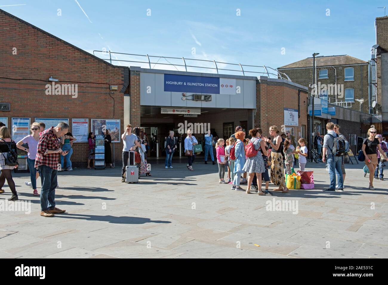 Highbury and islington station hi-res stock photography and images - Alamy