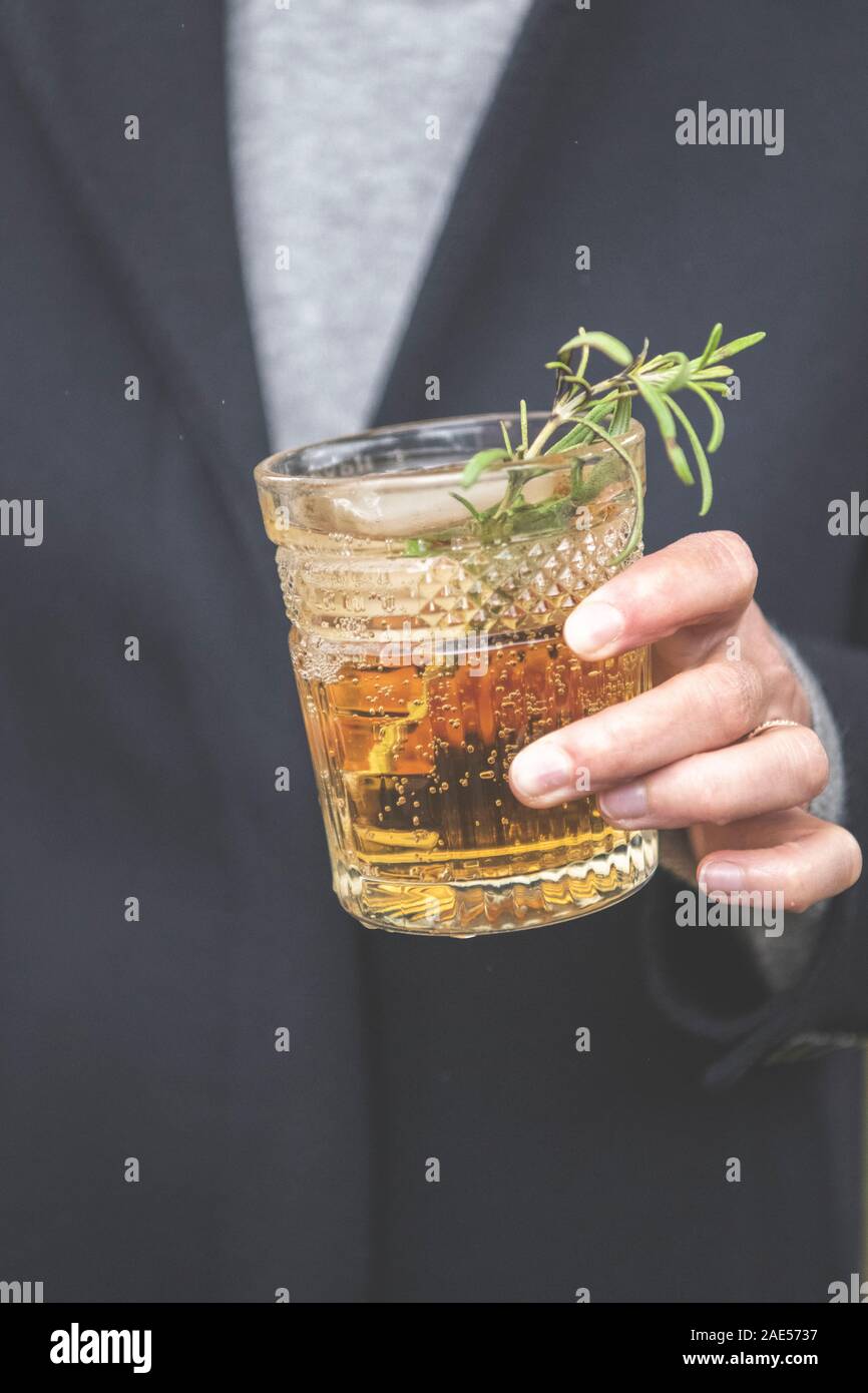Hand holding a gin cocktail Stock Photo - Alamy