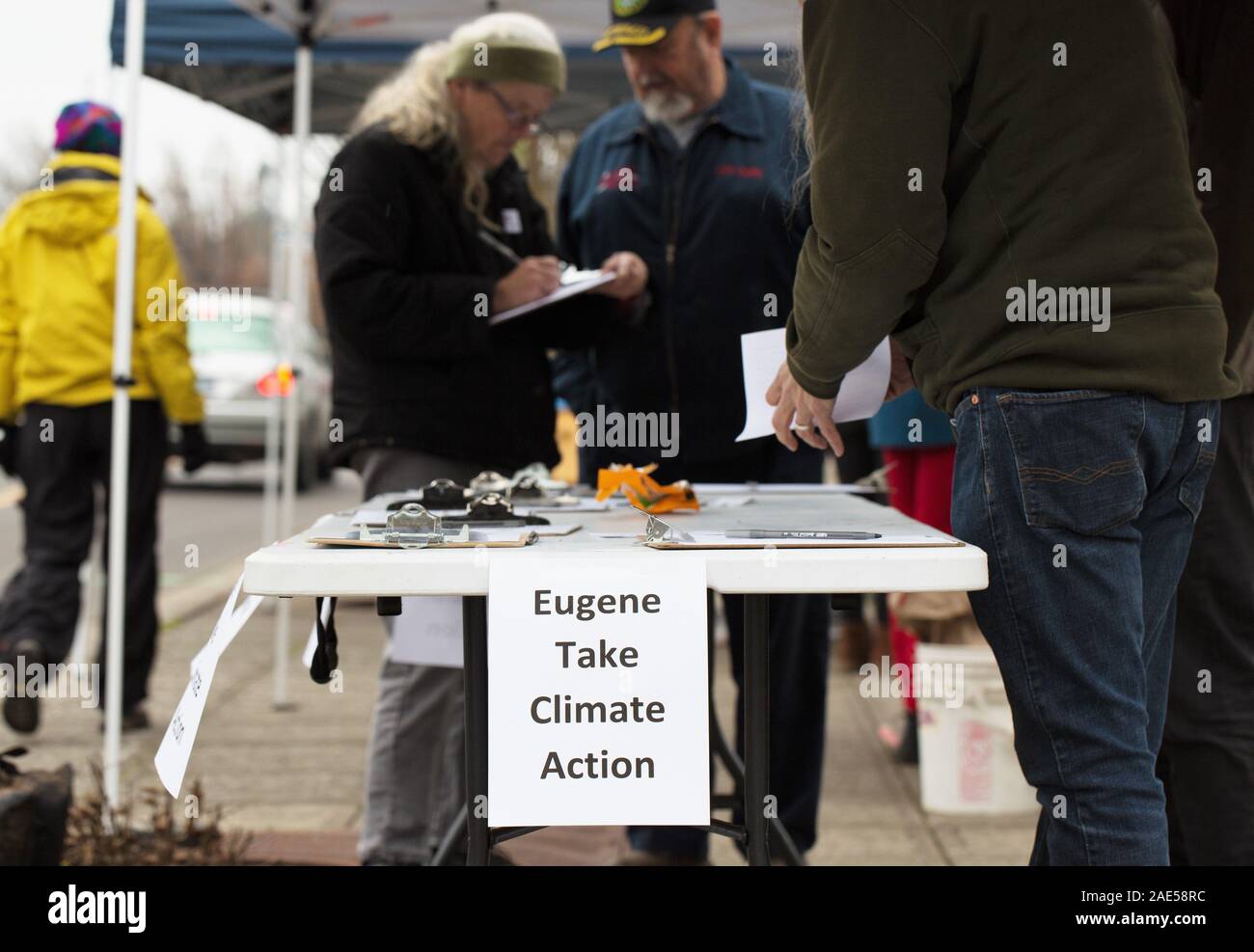 People signing petitions hi-res stock photography and images - Alamy