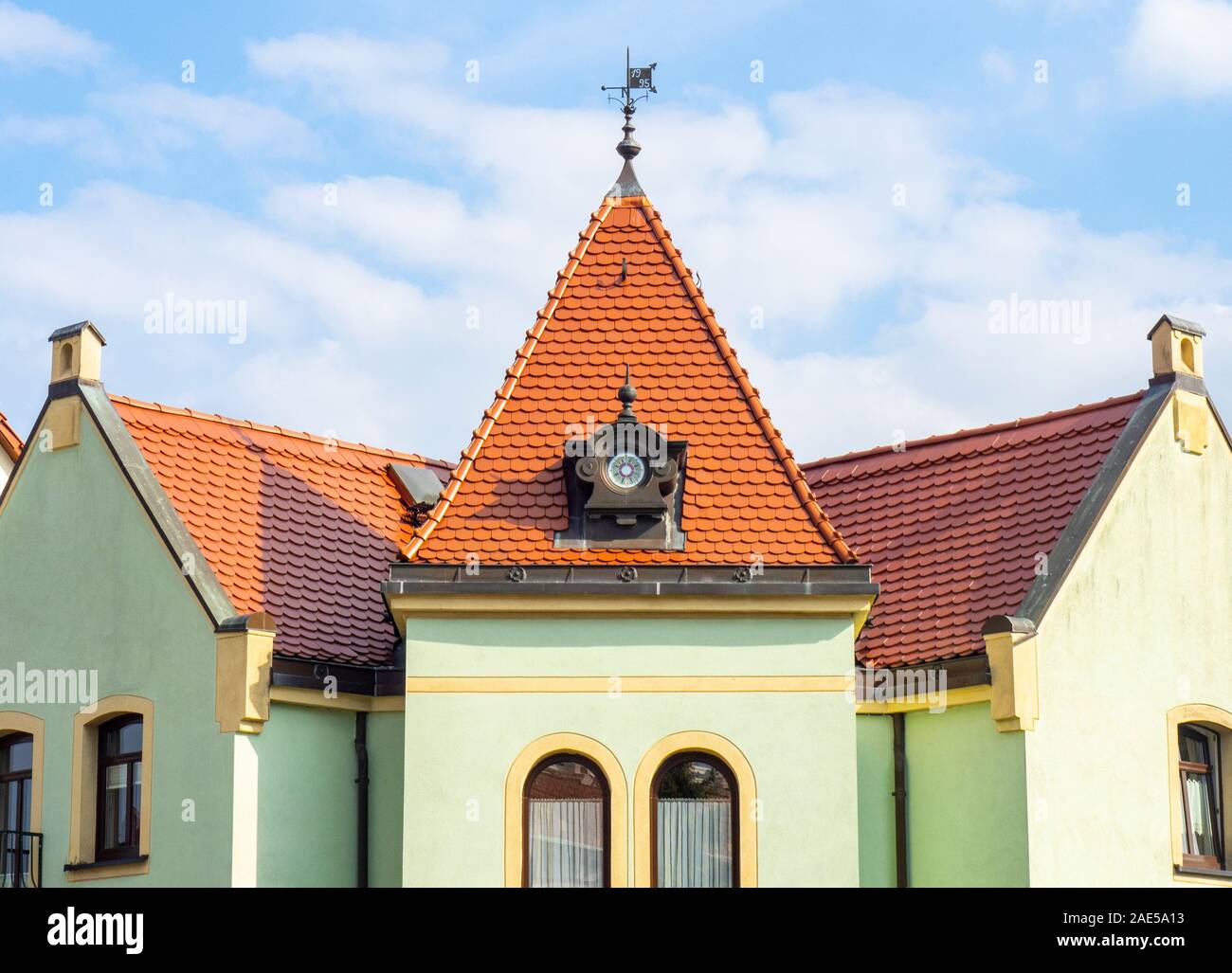 High pitch roof hi-res stock photography and images - Alamy