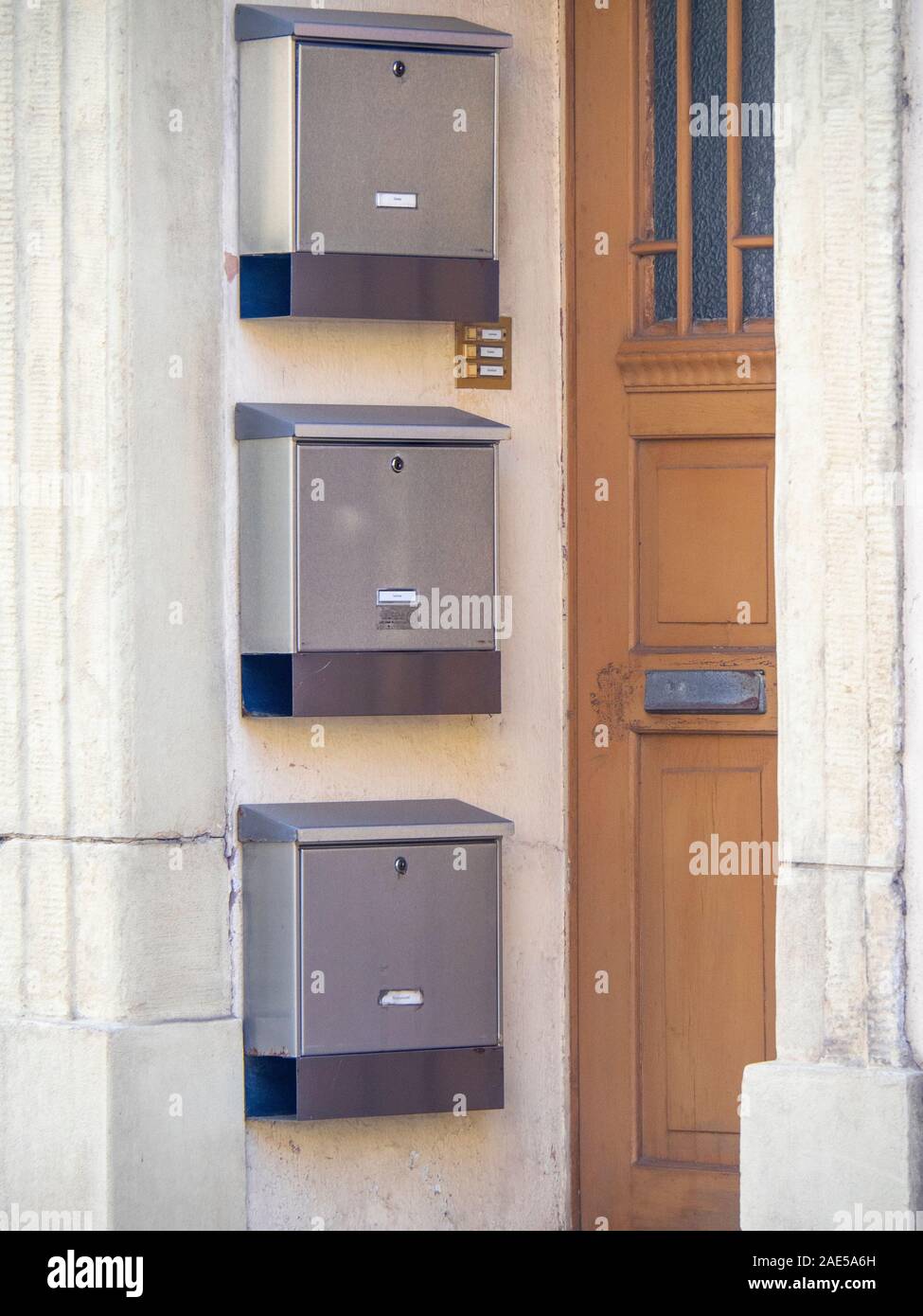 Letterboxes hi-res stock photography and images - Alamy