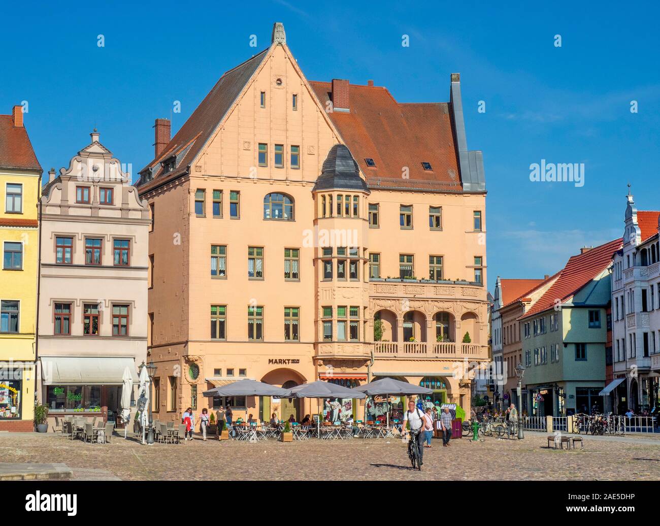 Oriel bay window hi-res stock photography and images - Alamy
