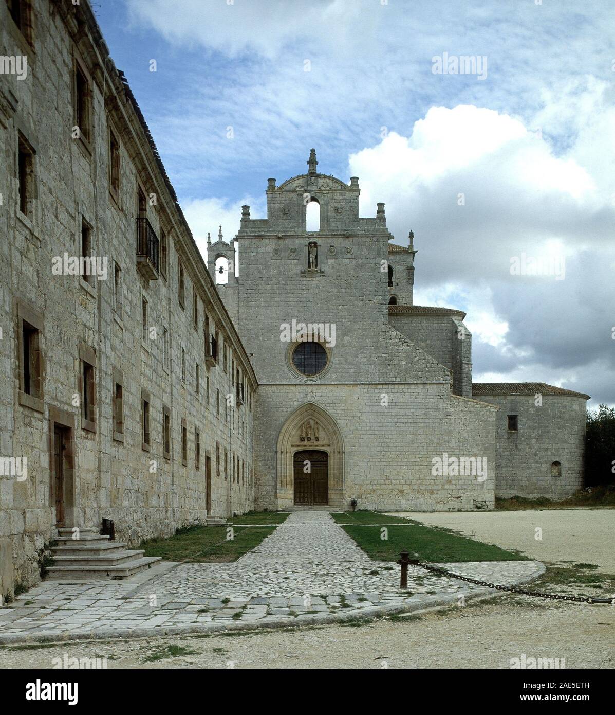 IGLESIA - PORTADA. Location: MONASTERIO DE SAN PEDRO DE CARDEÑA ...