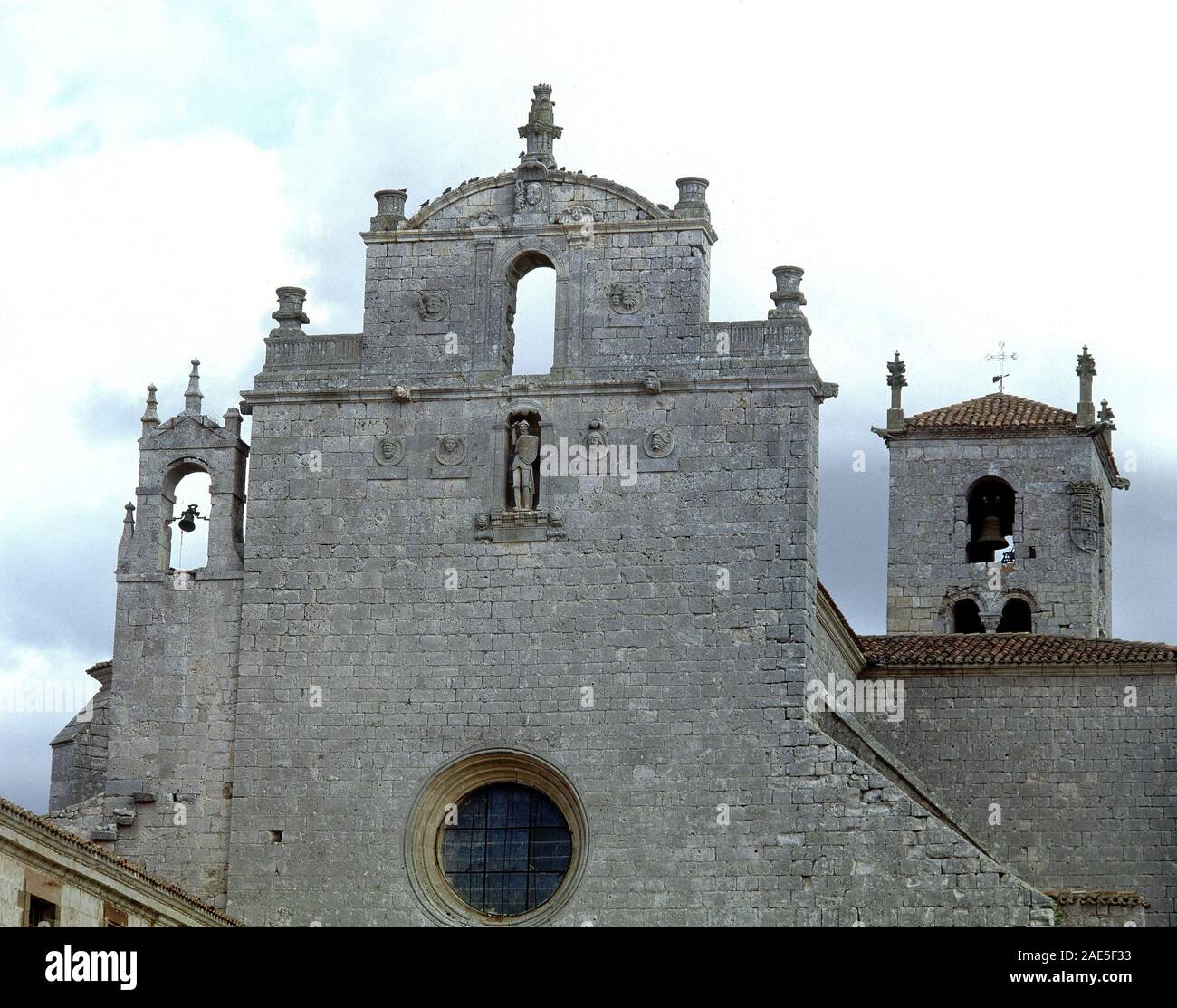 IGLESIA - FACHADA (DET) Y TORRE ROMANICA. Location: MONASTERIO DE SAN ...