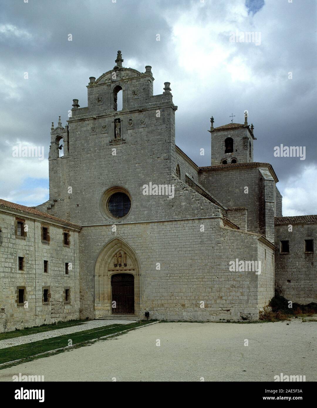 FACHADA DE LA IGLESIA. Location: MONASTERIO DE SAN PEDRO DE CARDEÑA ...