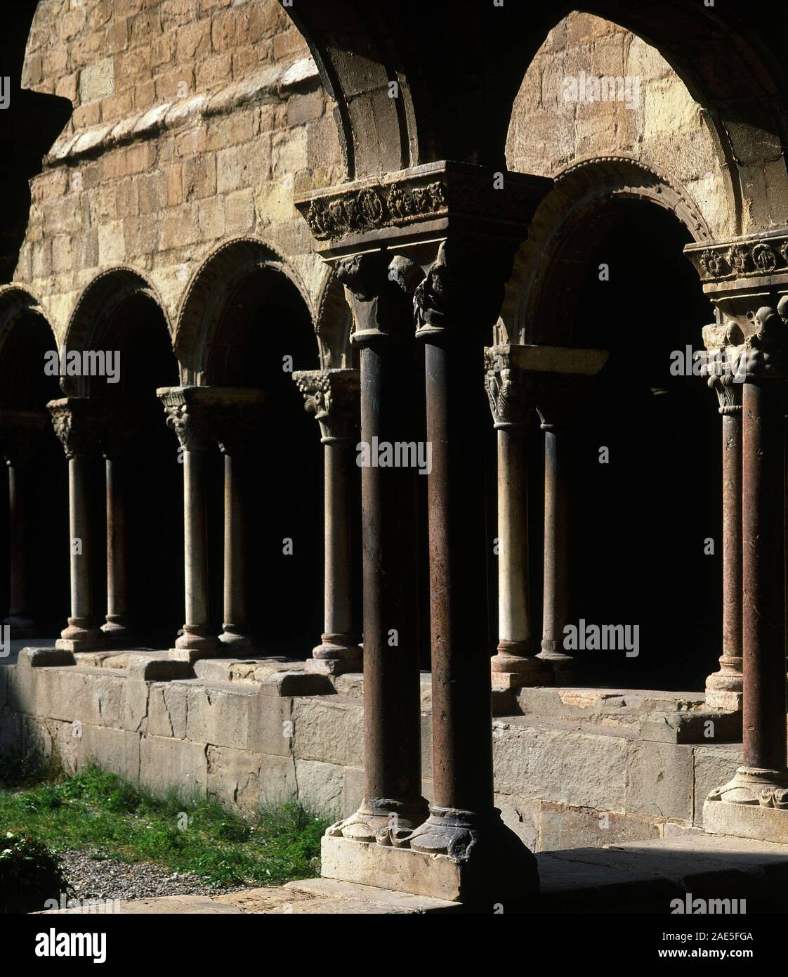 CLAUSTRO ROMANICO DEL MONASTERIO DE SANTA MARIA DE RIPOLL - SIGLO XII ...