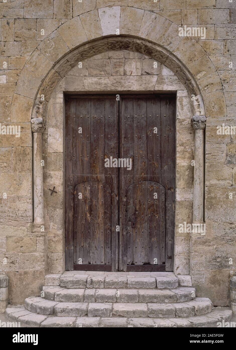 PORTADA DE LA IGLESIA DE SAN PEDRO DE BESALU - ROMANICO CATALAN - SIGLO ...