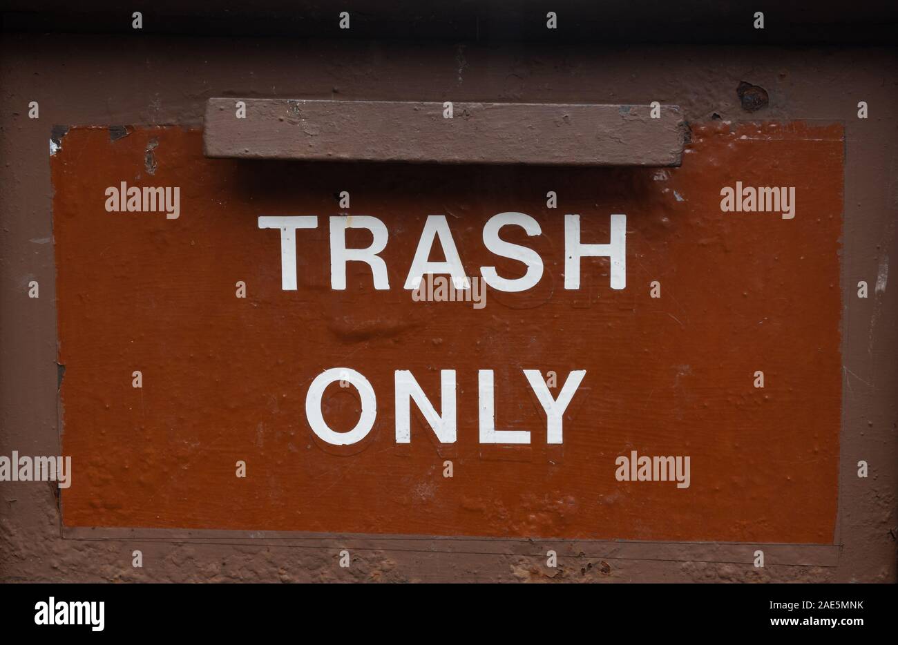 Trash Only Sign painted on brown trash can Stock Photo - Alamy
