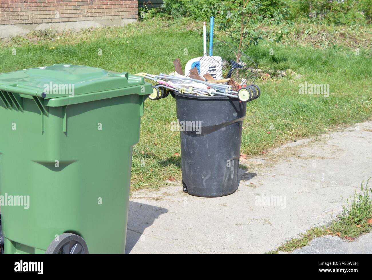 Garbage roadside pick hi-res stock photography and images - Alamy