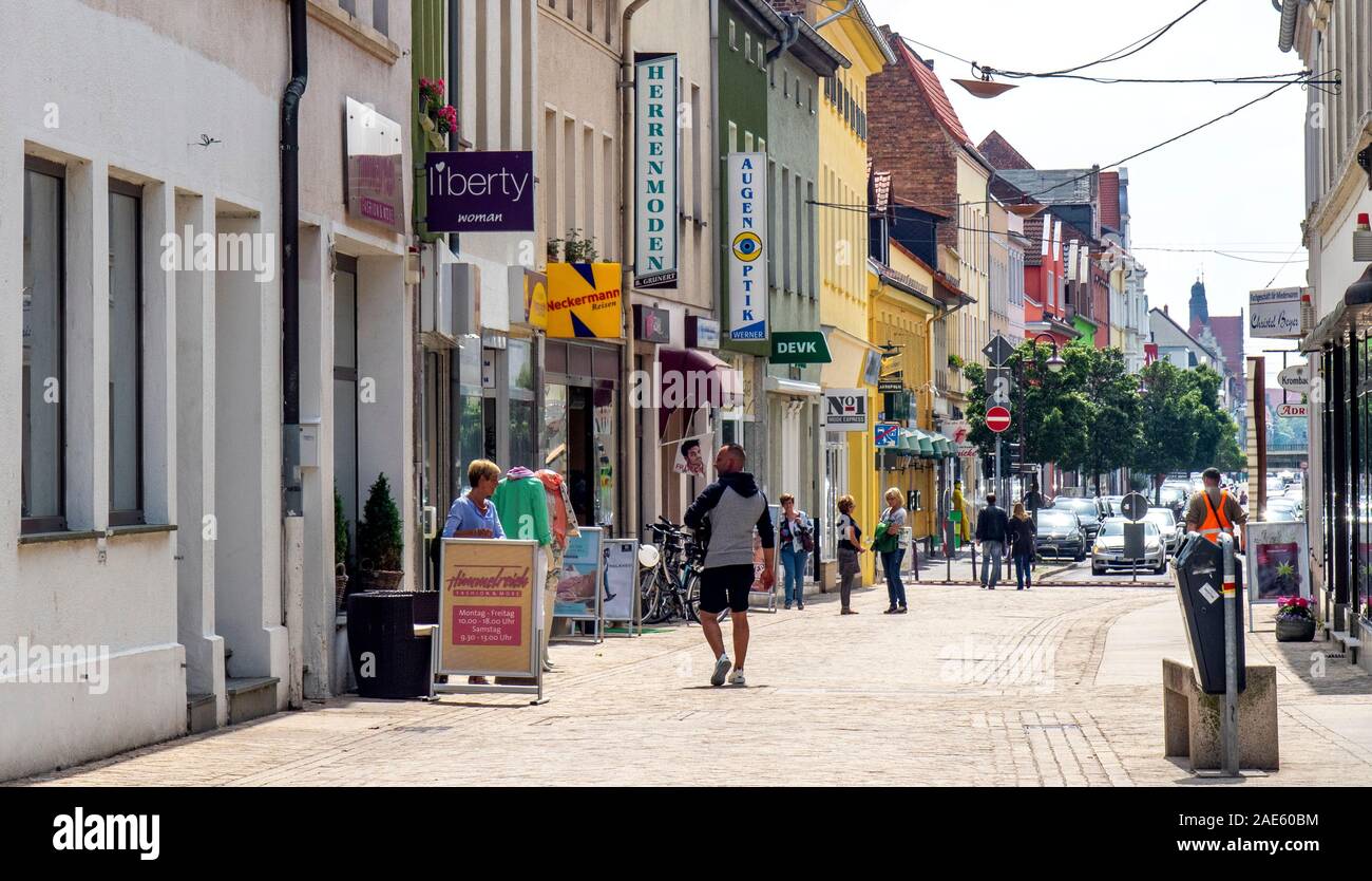 Daily life of shoppers and pedestrians in central pedestrian mall ...