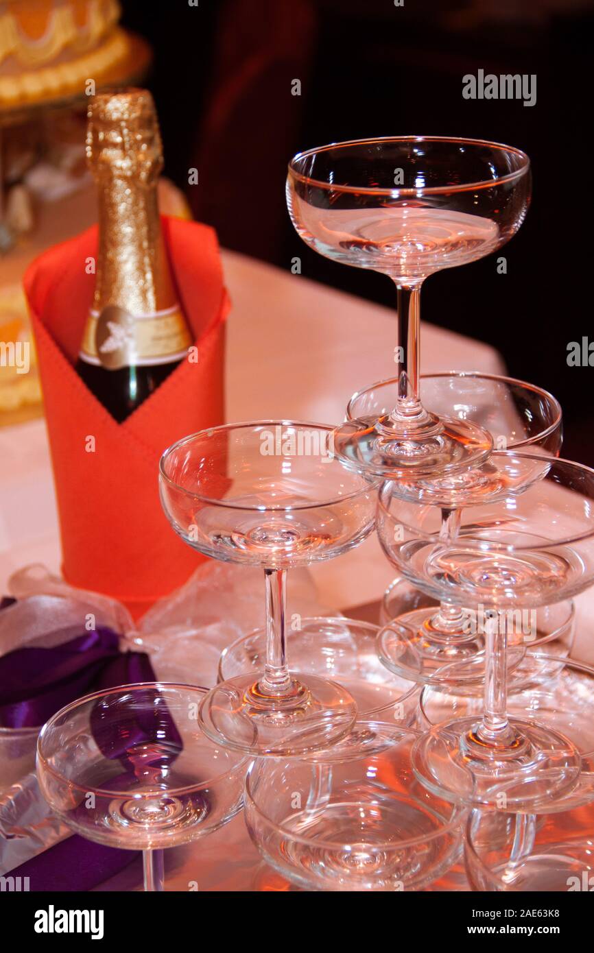 Champagne toast setup hi-res stock photography and images - Alamy
