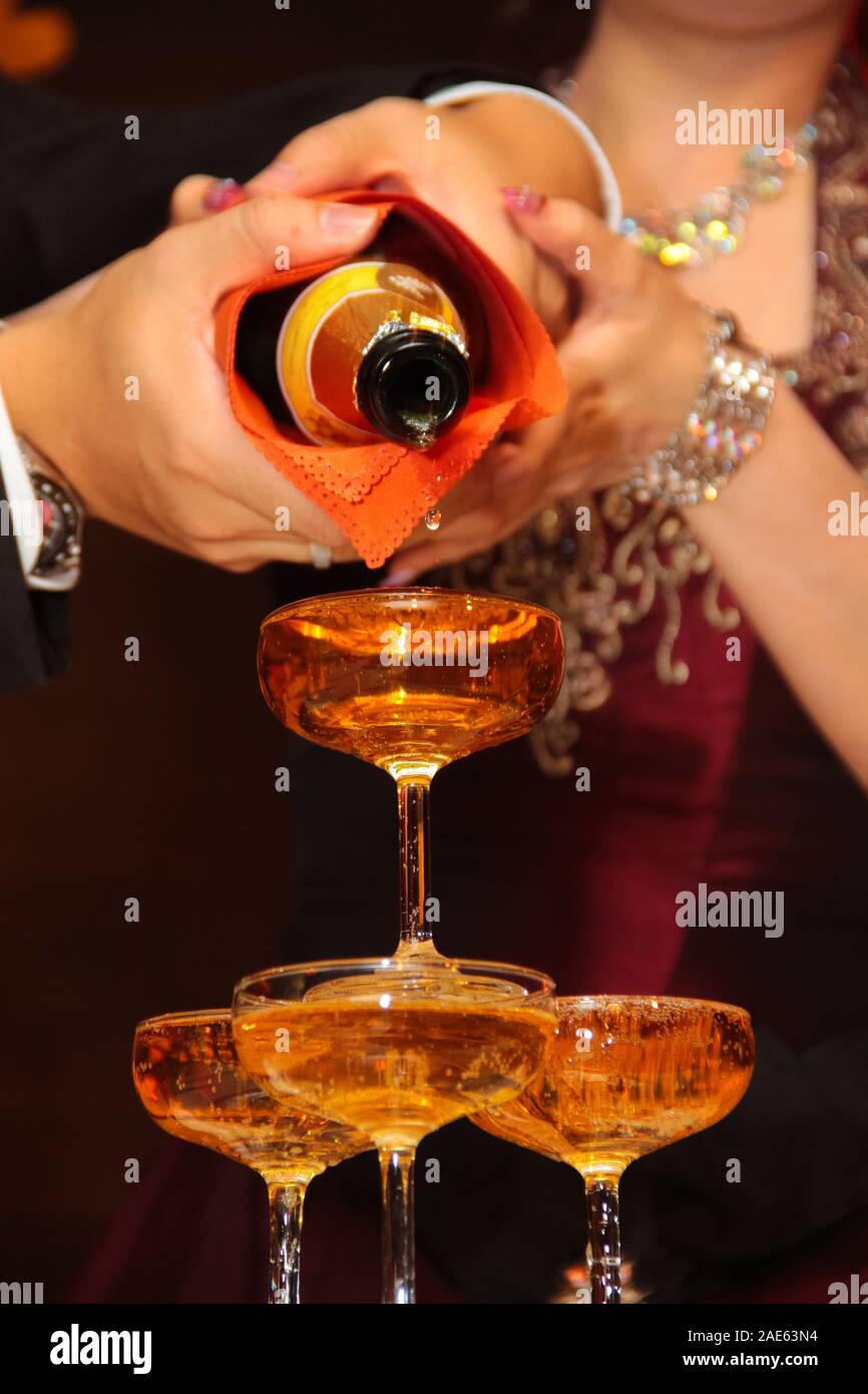 Champagne pouring ceremony at a chinese wedding dinner Stock Photo - Alamy