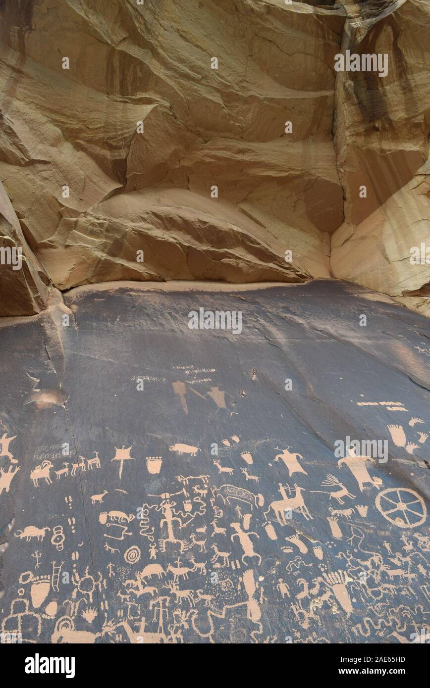 Indian petroglyphs newspaper rock state hi-res stock photography and ...