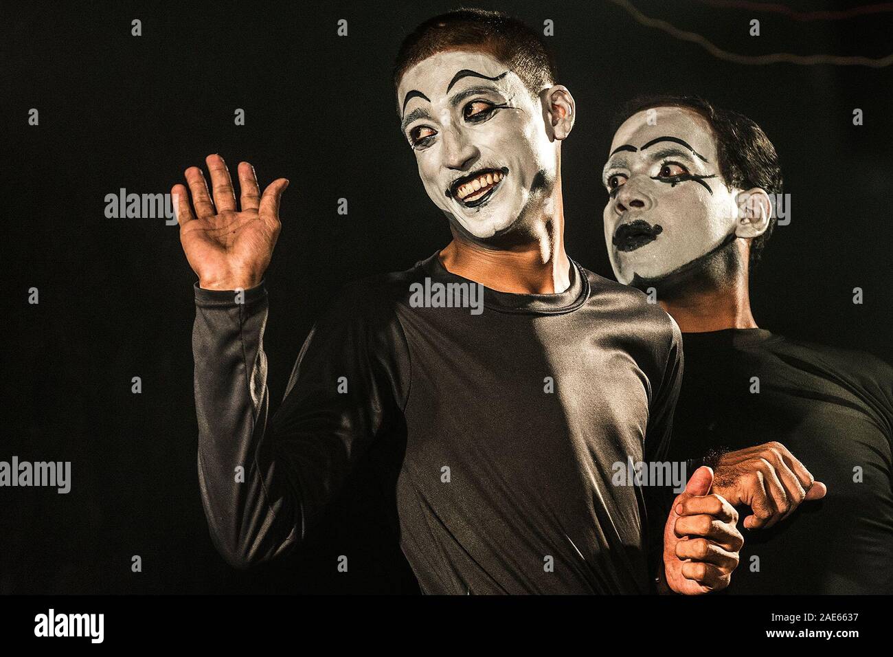 Kolkata, India. 6th Dec, 2019. Mime performers act mime art at Jogesh ...