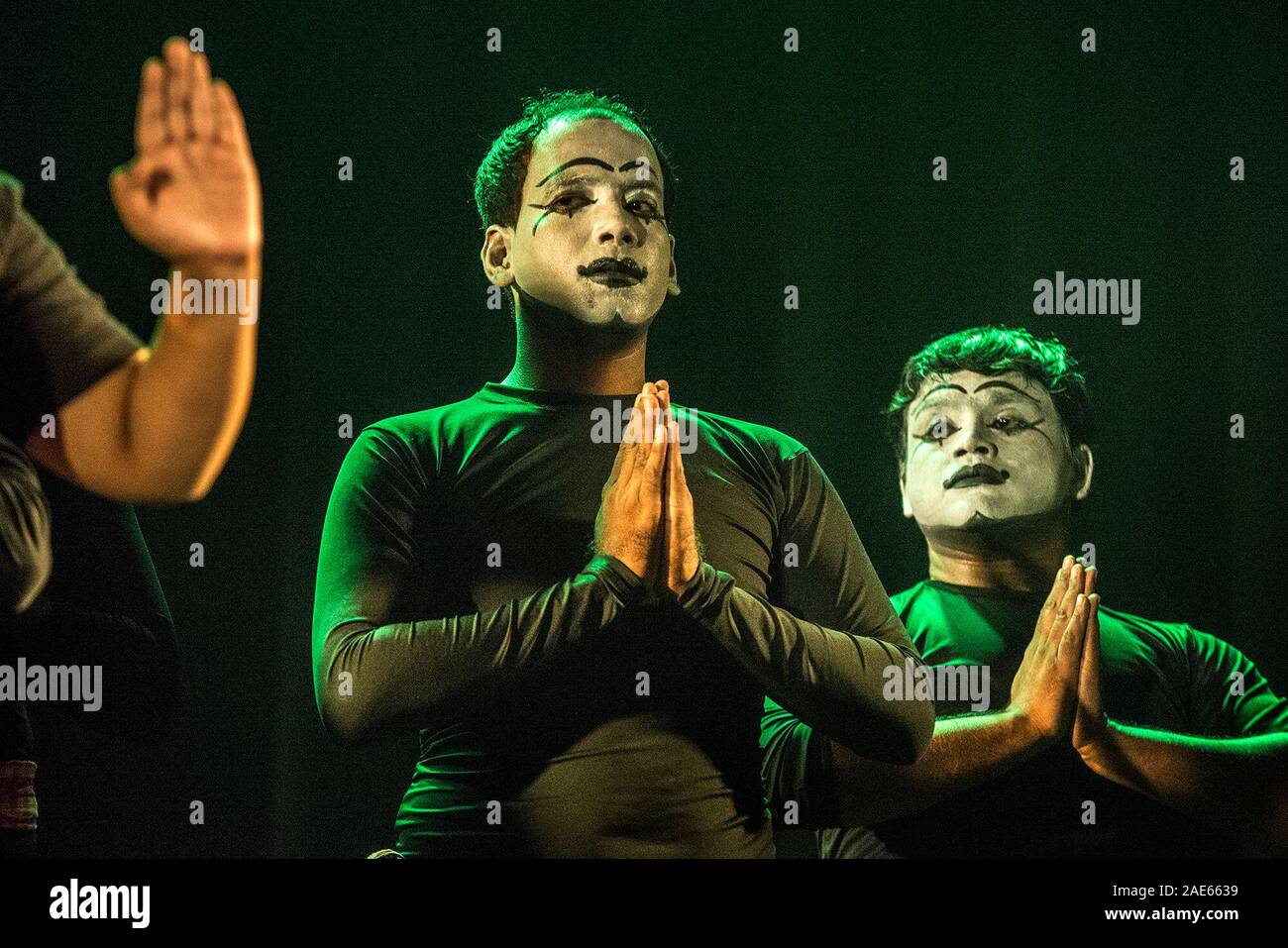Kolkata, India. 6th Dec, 2019. Mime performers act mime art at Jogesh ...