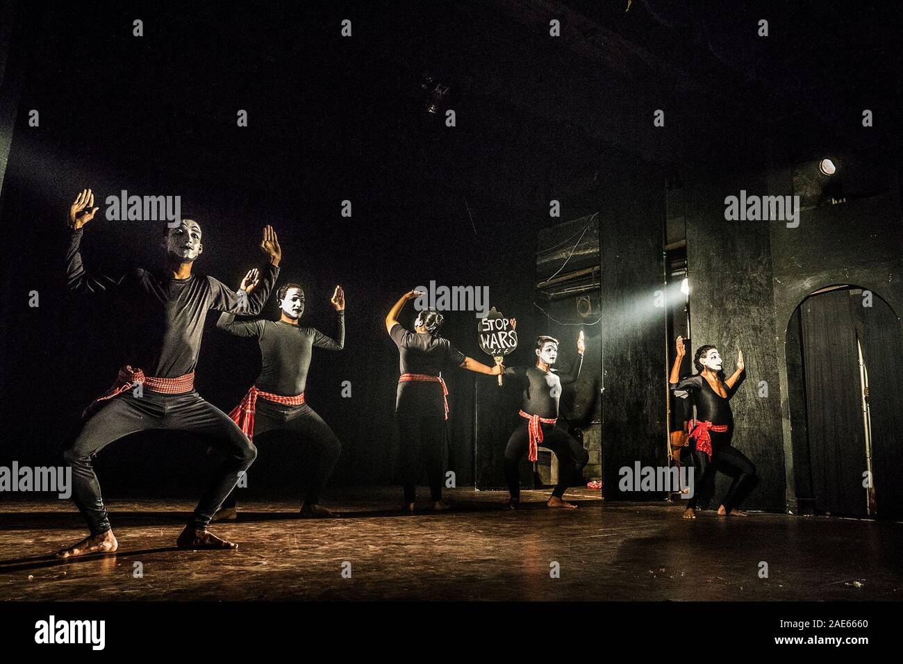 Kolkata, India. 6th Dec, 2019. Mime performers act mime art at Jogesh ...
