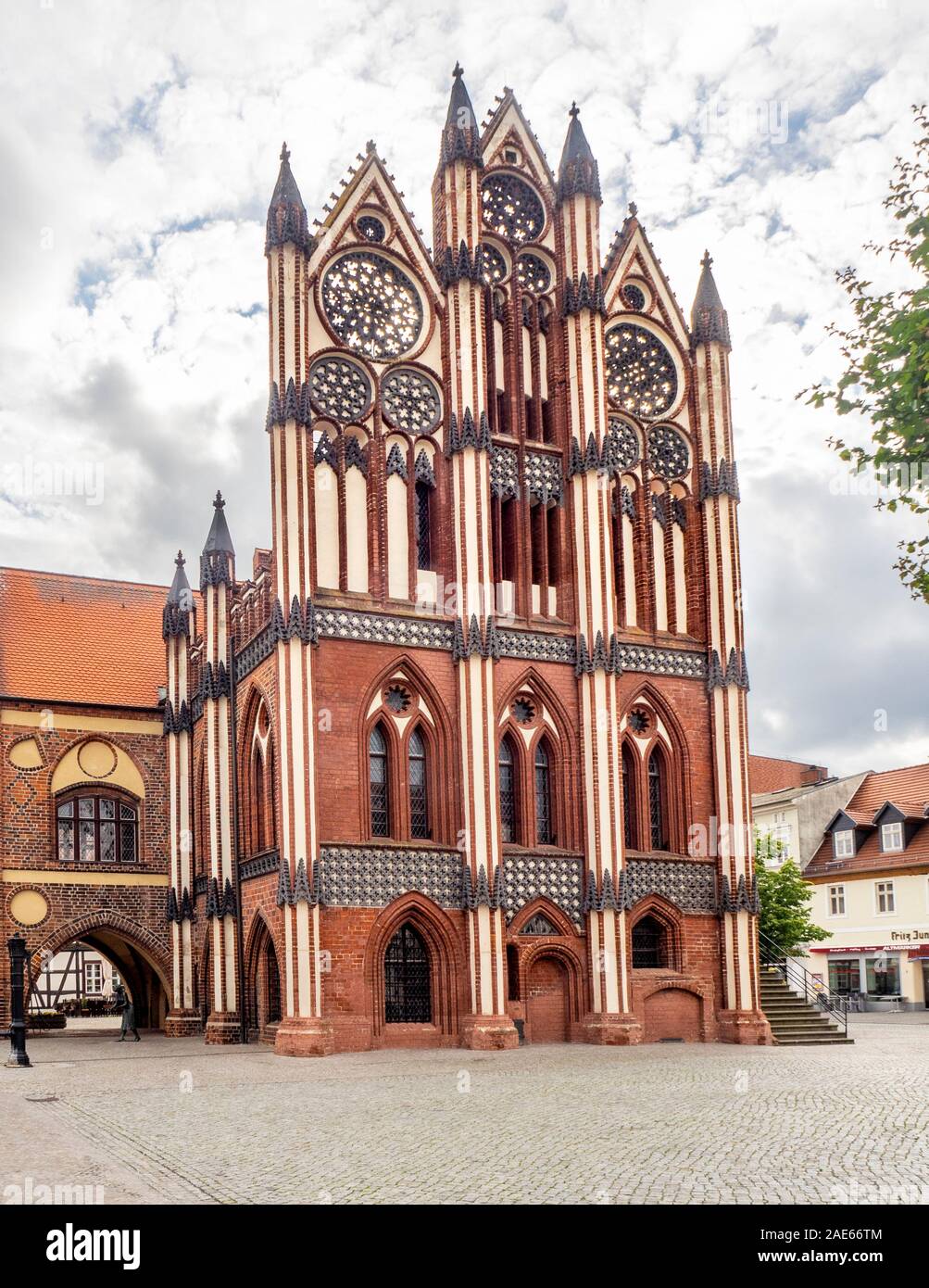 Gothic romanesque hi-res stock photography and images - Alamy