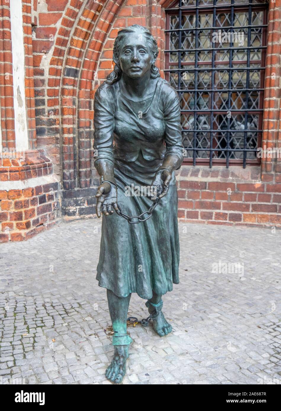 Bronze statue of Grete Minde by Lutz Gaede sculptor in historic ...
