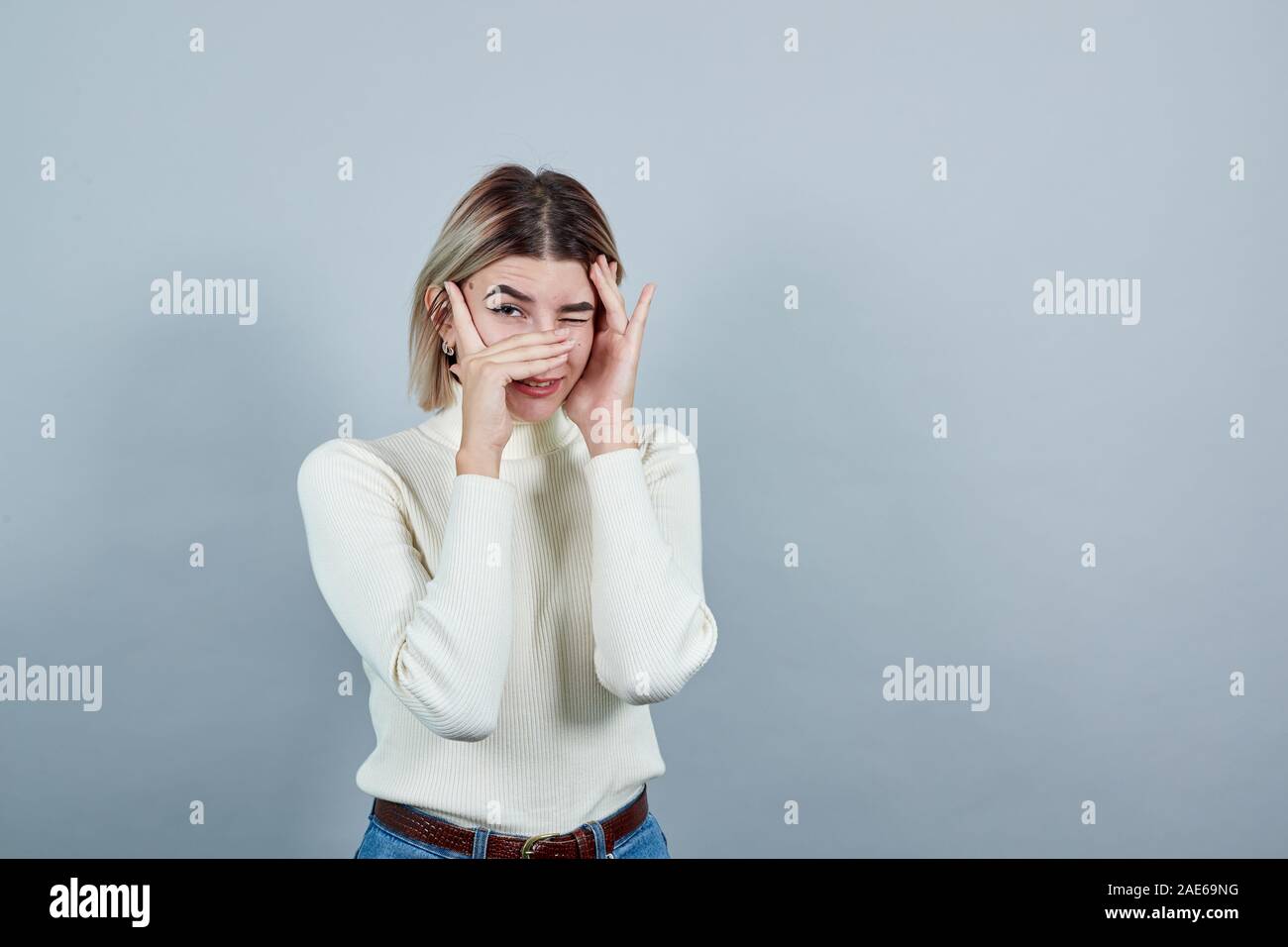 Fingers behind head hi-res stock photography and images - Alamy