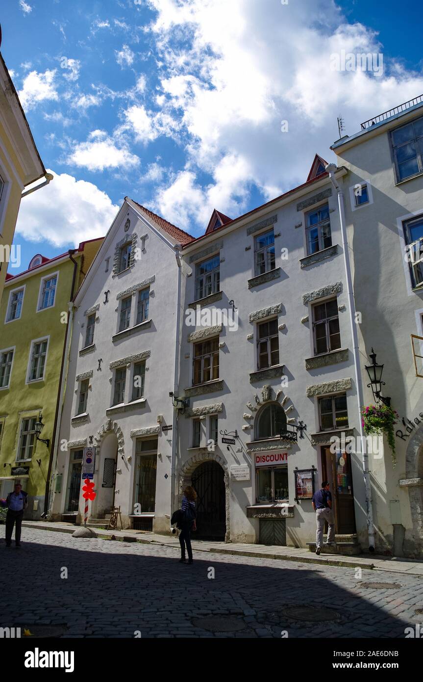 Tallinn medieval houses buildings hi-res stock photography and images ...