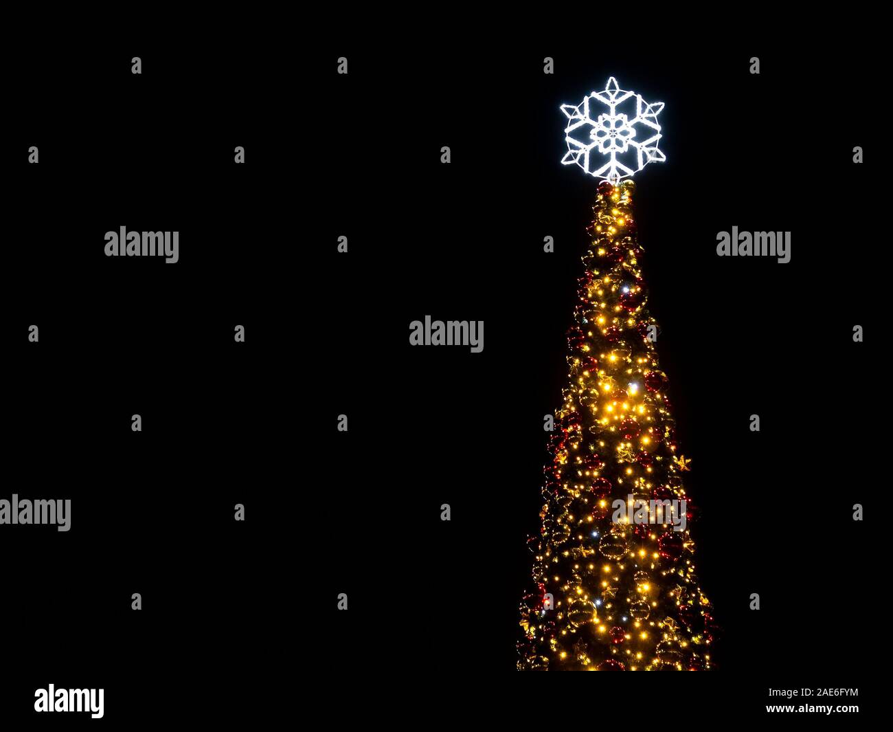 Street christmas tree hi-res stock photography and images - Alamy