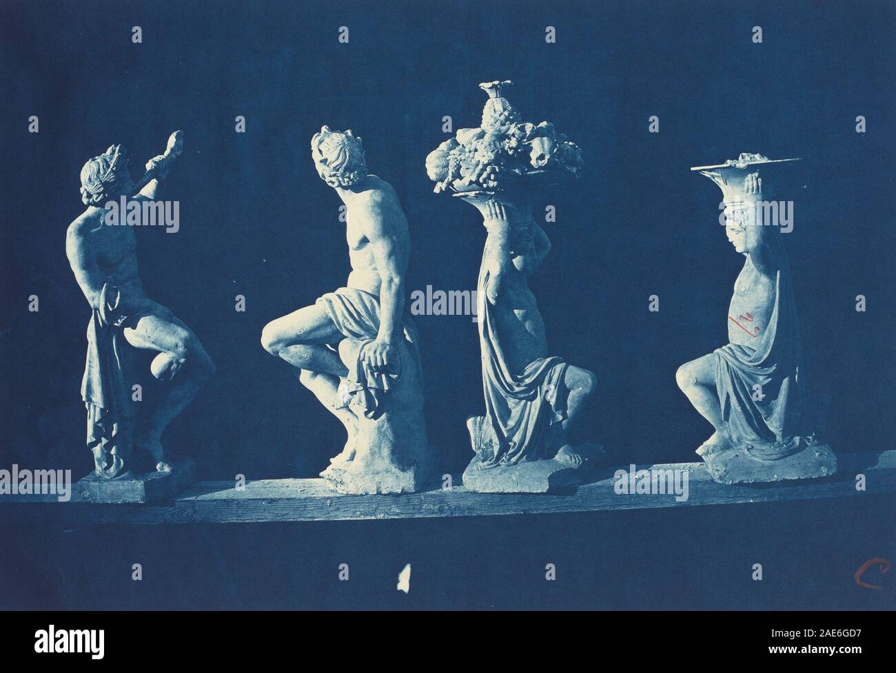 Bronze sculpture four statues hi-res stock photography and images - Alamy
