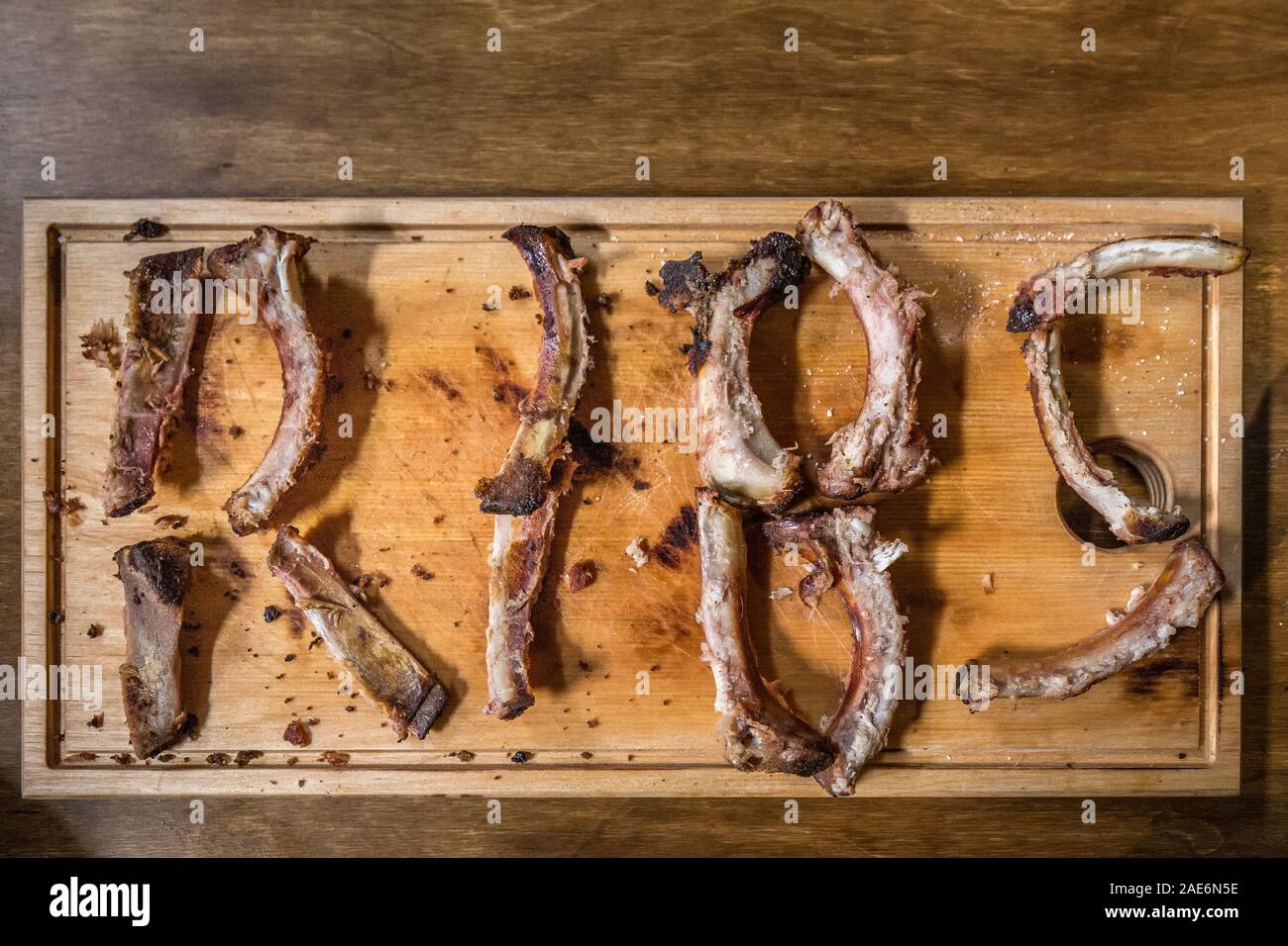 The word ribs are laid out from the gnawed ribs from a restaurant dish ...