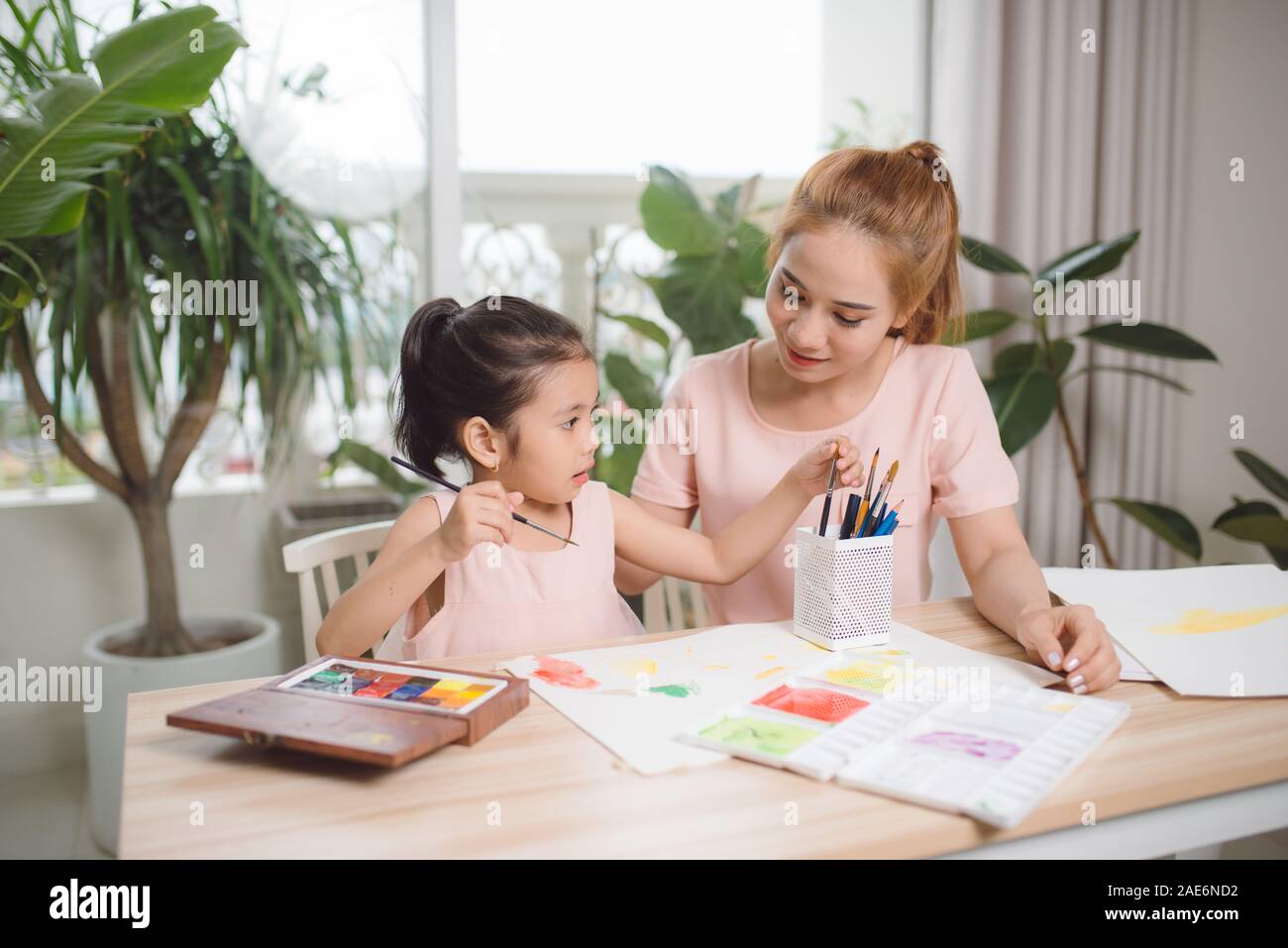 Mother teaches her child how to draw Stock Photo - Alamy
