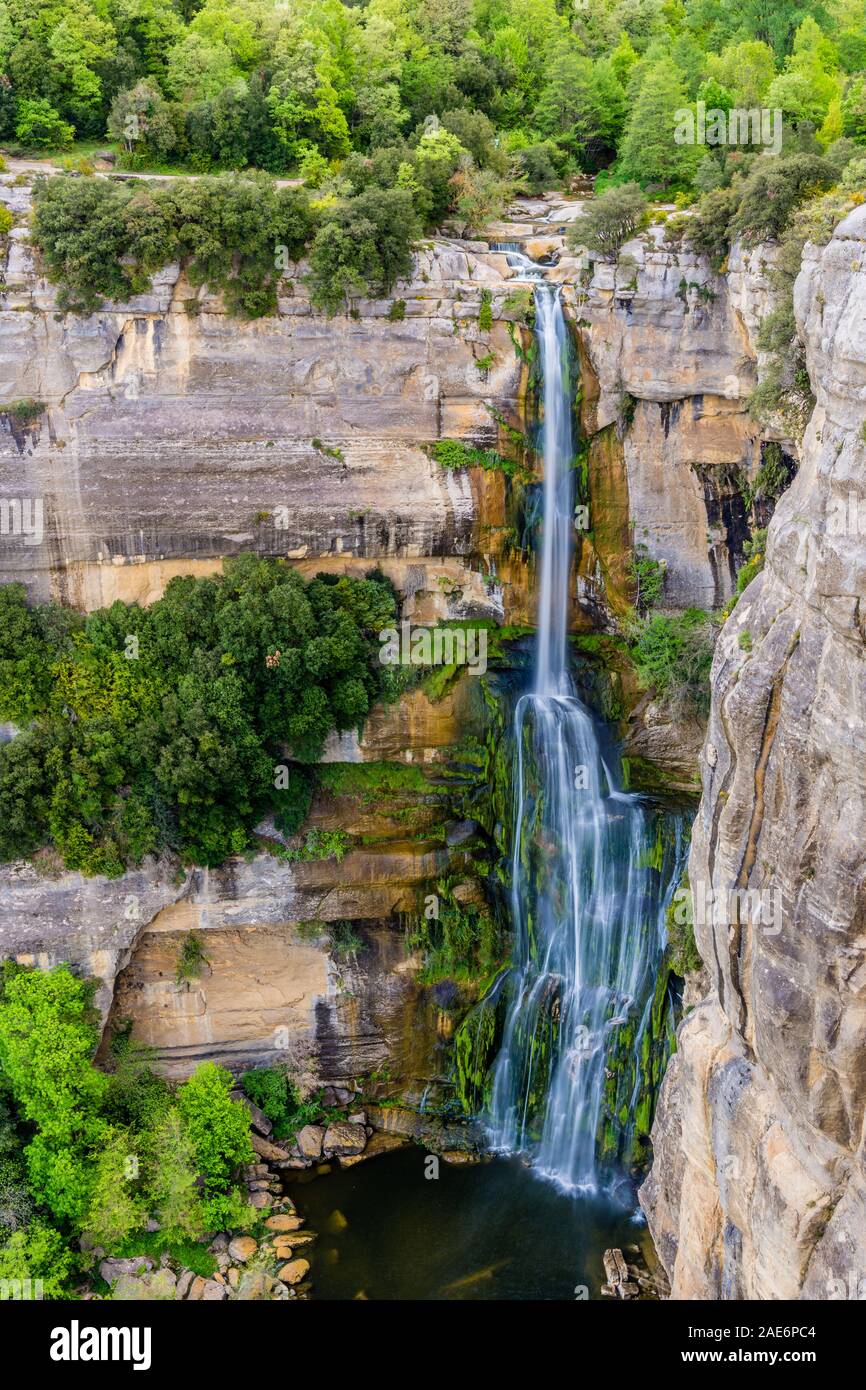 Beautiful landscape high waterfall hi-res stock photography and images ...