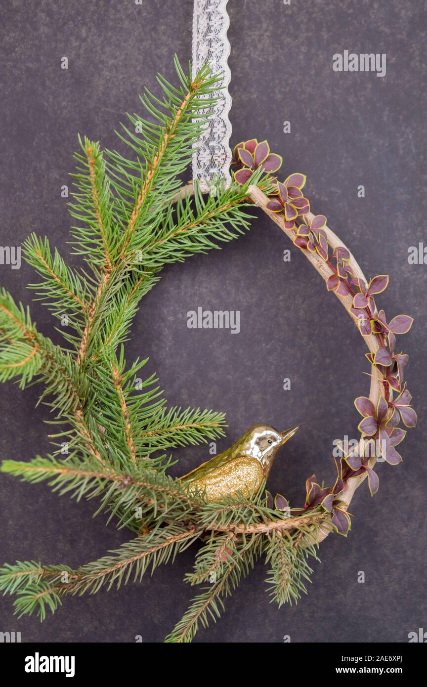 Bird on winter wreath hi-res stock photography and images - Alamy