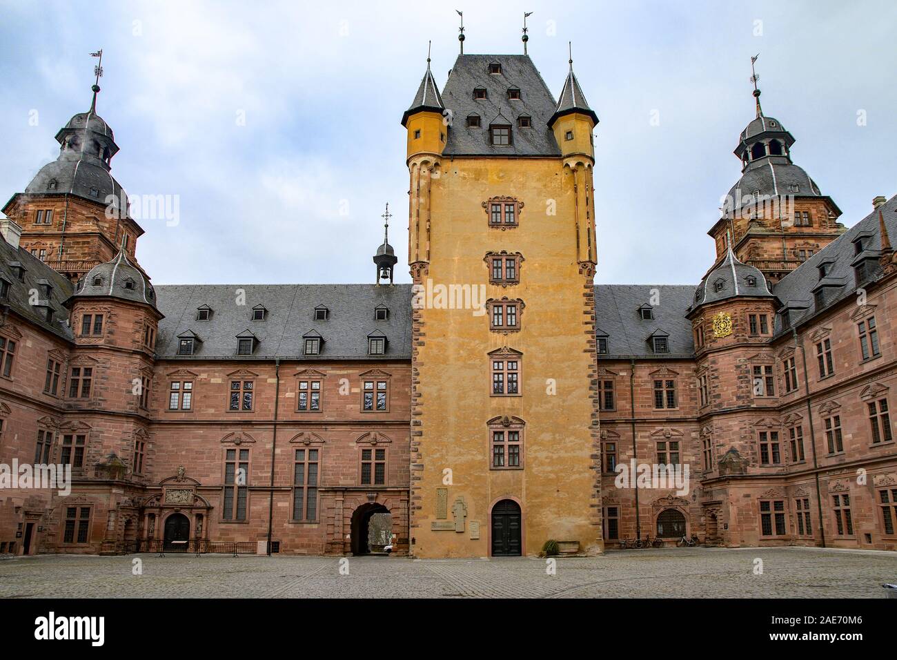 Inner courtyard with Bergfried (fighting tower or keep) in the Schloss ...