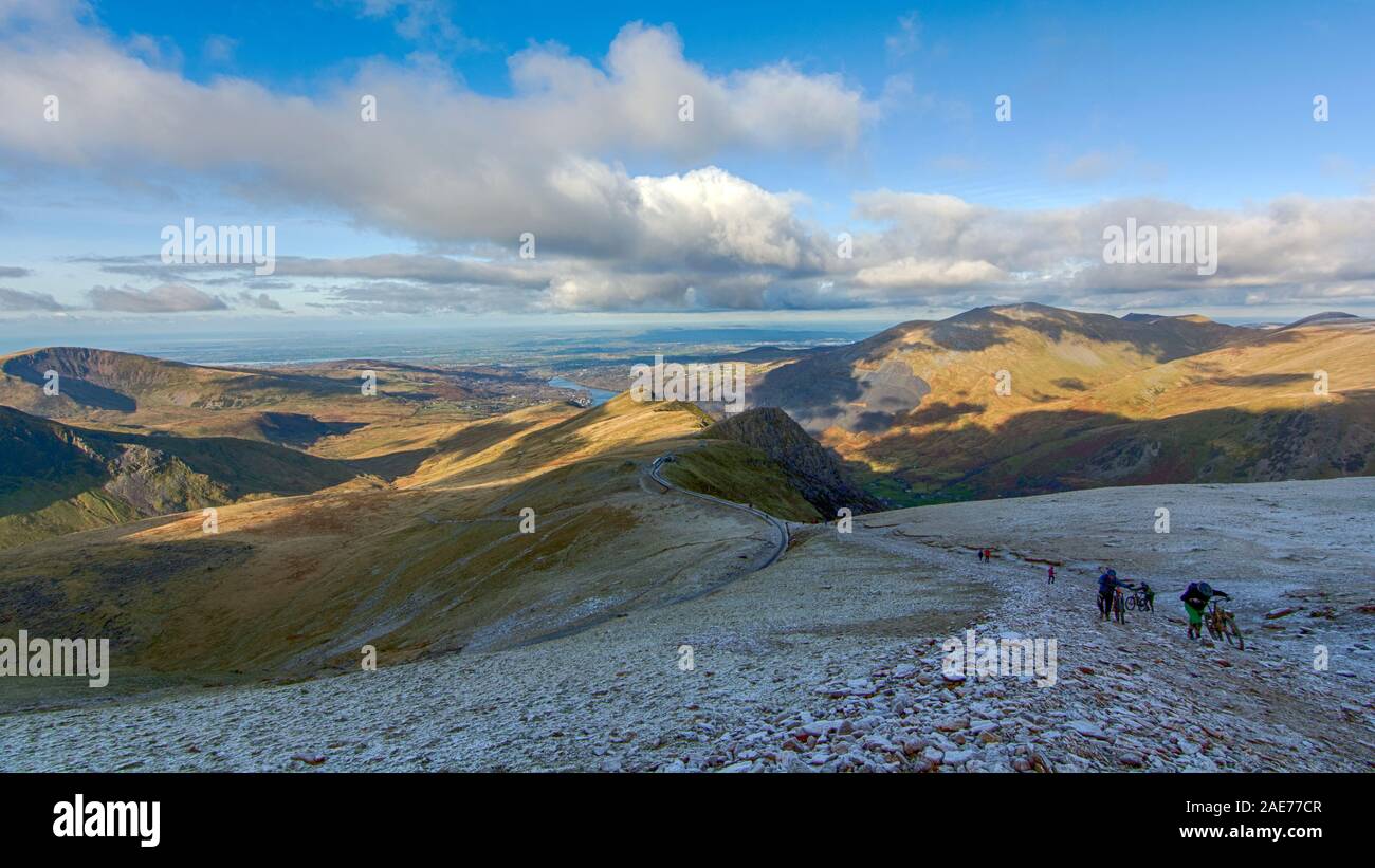 Snowdonia hiking snowden hi-res stock photography and images - Alamy