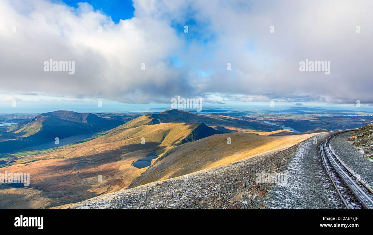 Snowdonia hiking snowden hi-res stock photography and images - Alamy