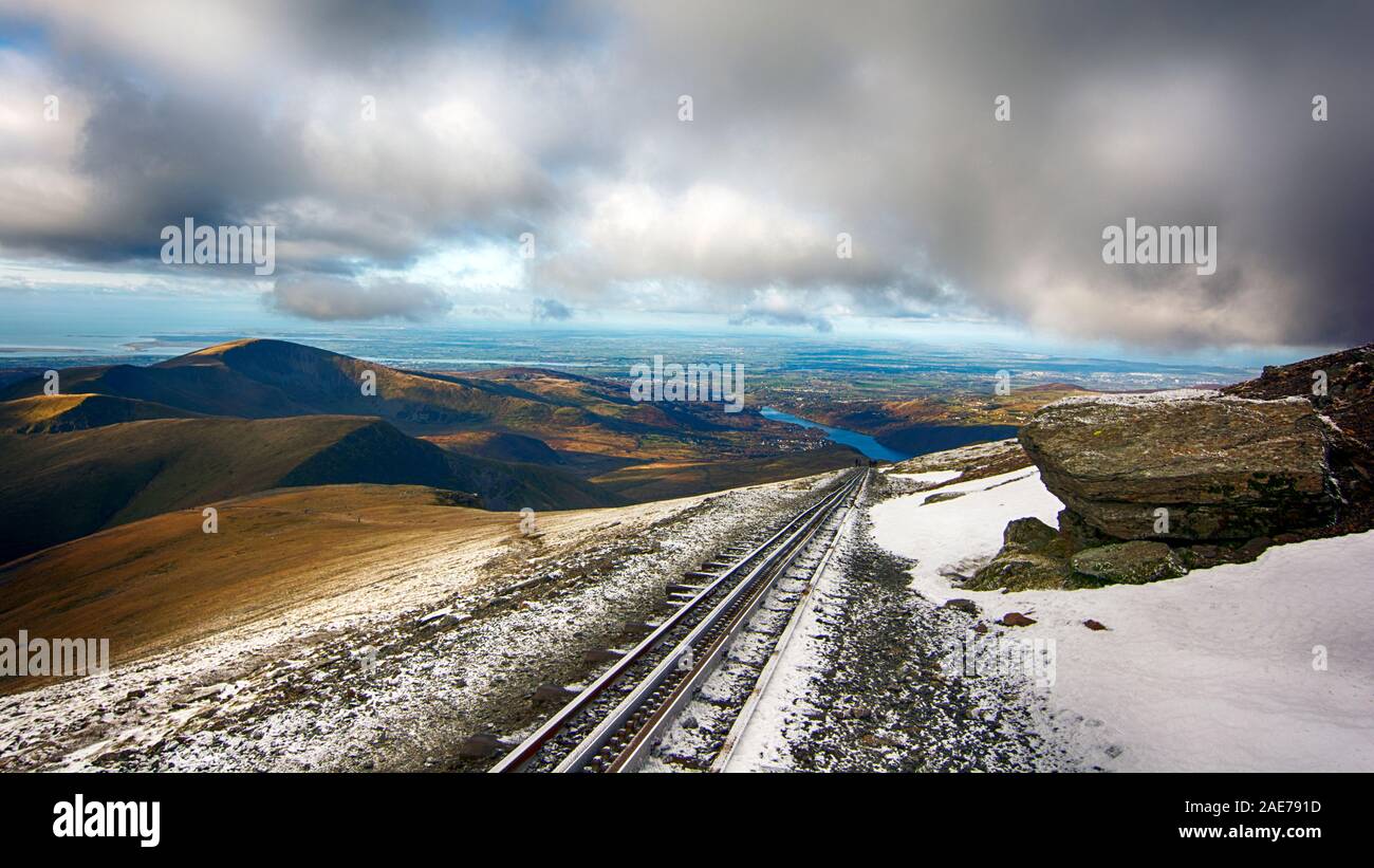 Snowdonia hiking snowden hi-res stock photography and images - Alamy