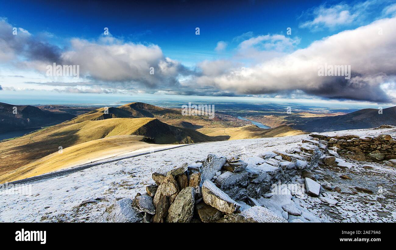 Snowdonia hiking snowden hi-res stock photography and images - Alamy