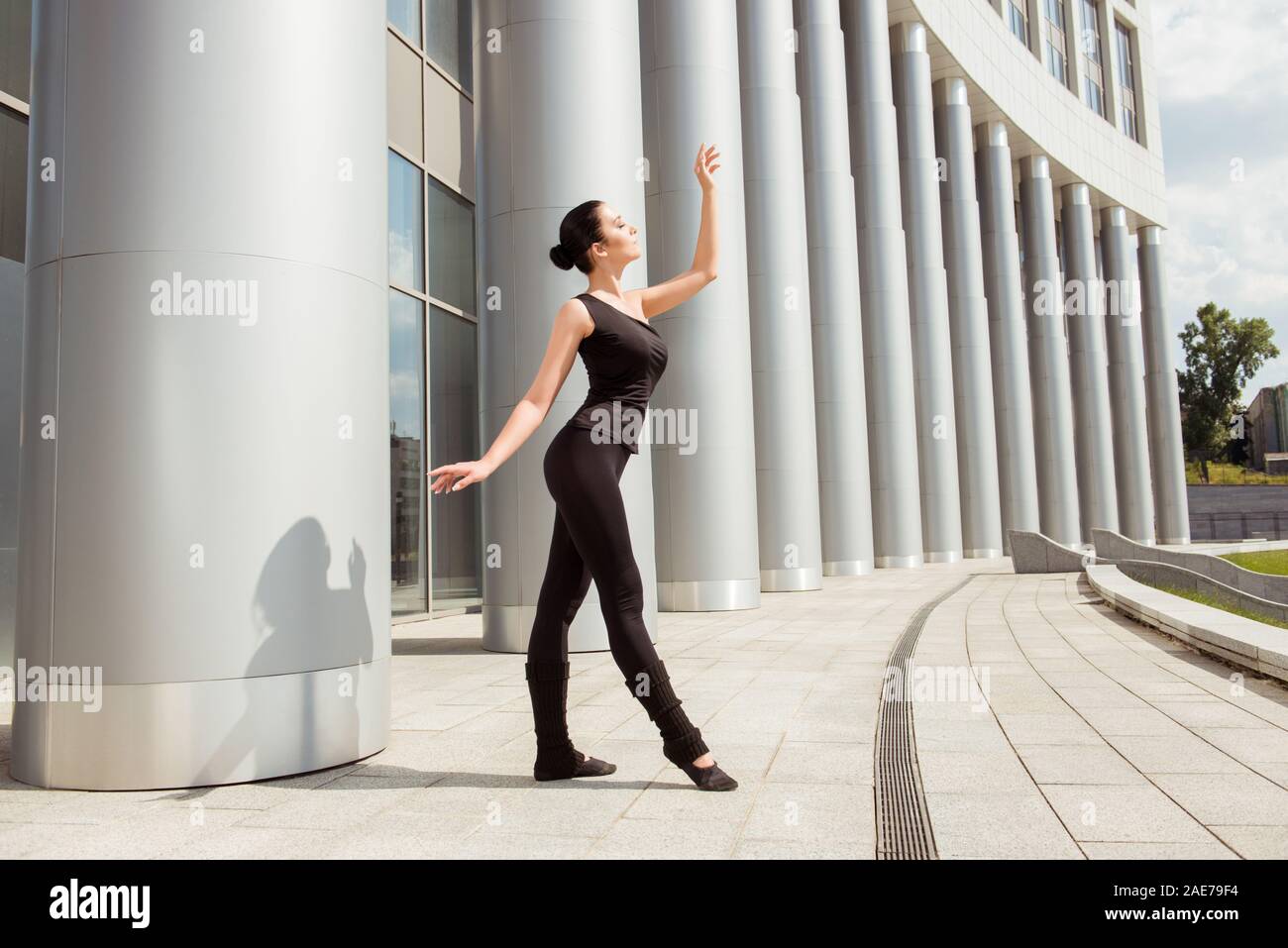 Ballet dance in front of building hi-res stock photography and images ...