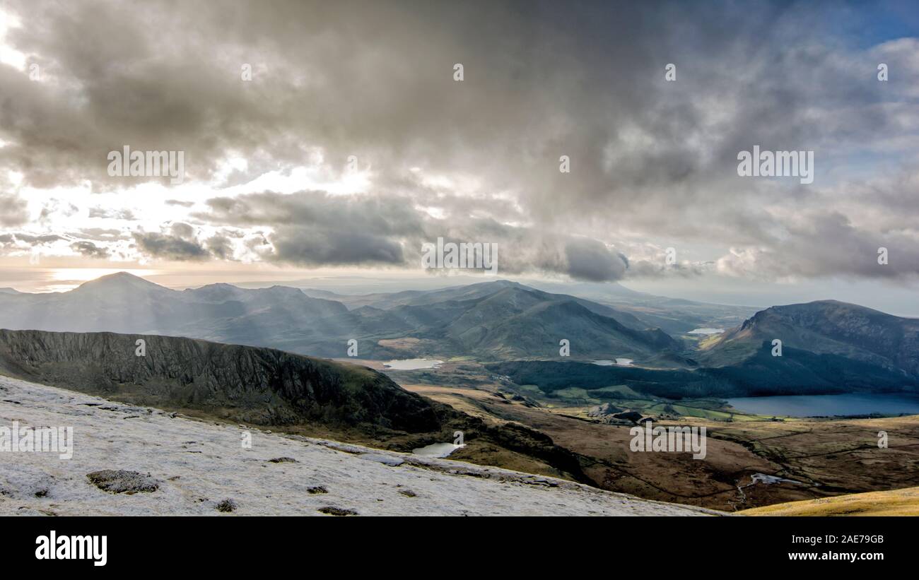 Snowdonia hiking snowden hi-res stock photography and images - Alamy