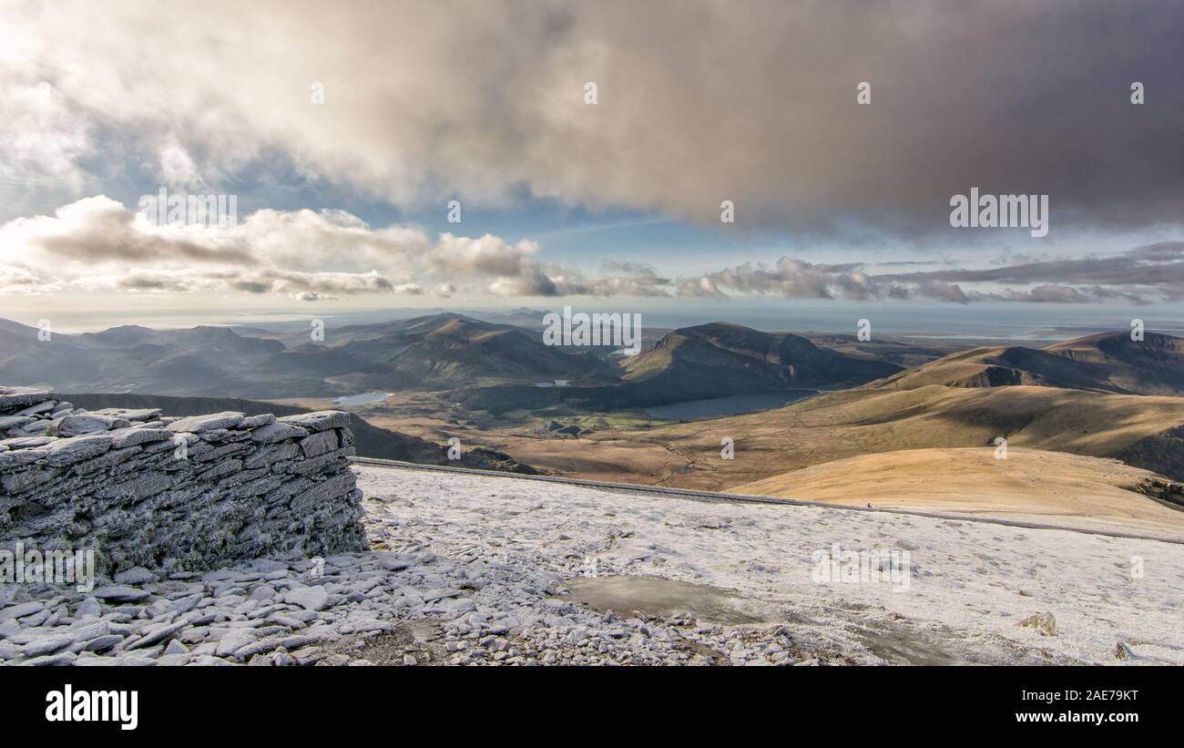 Snowdonia hiking snowden hi-res stock photography and images - Alamy