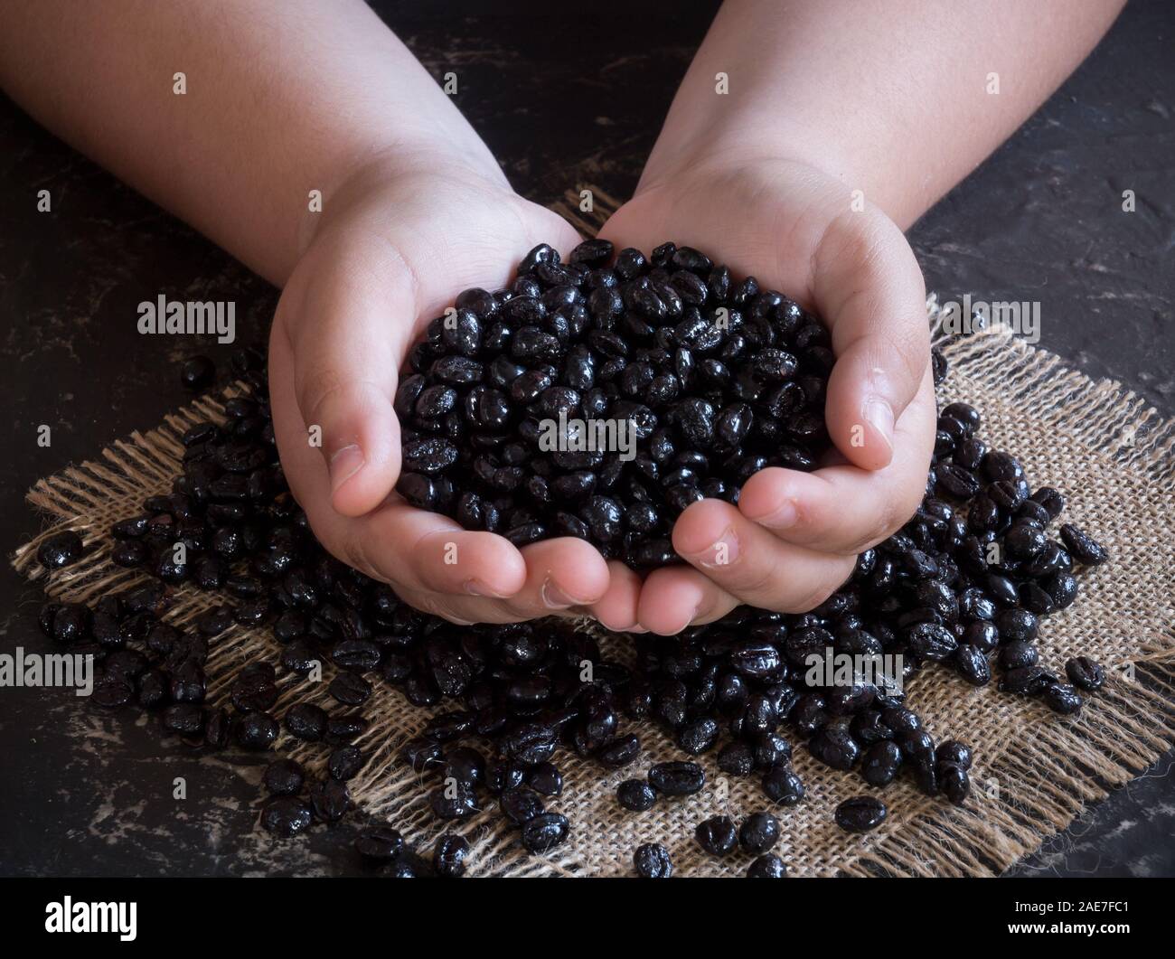 Two hands handful coffee hi-res stock photography and images - Alamy