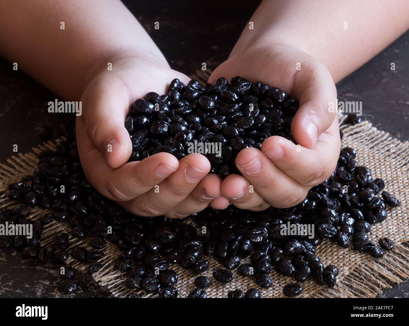 Two hands handful coffee hi-res stock photography and images - Alamy