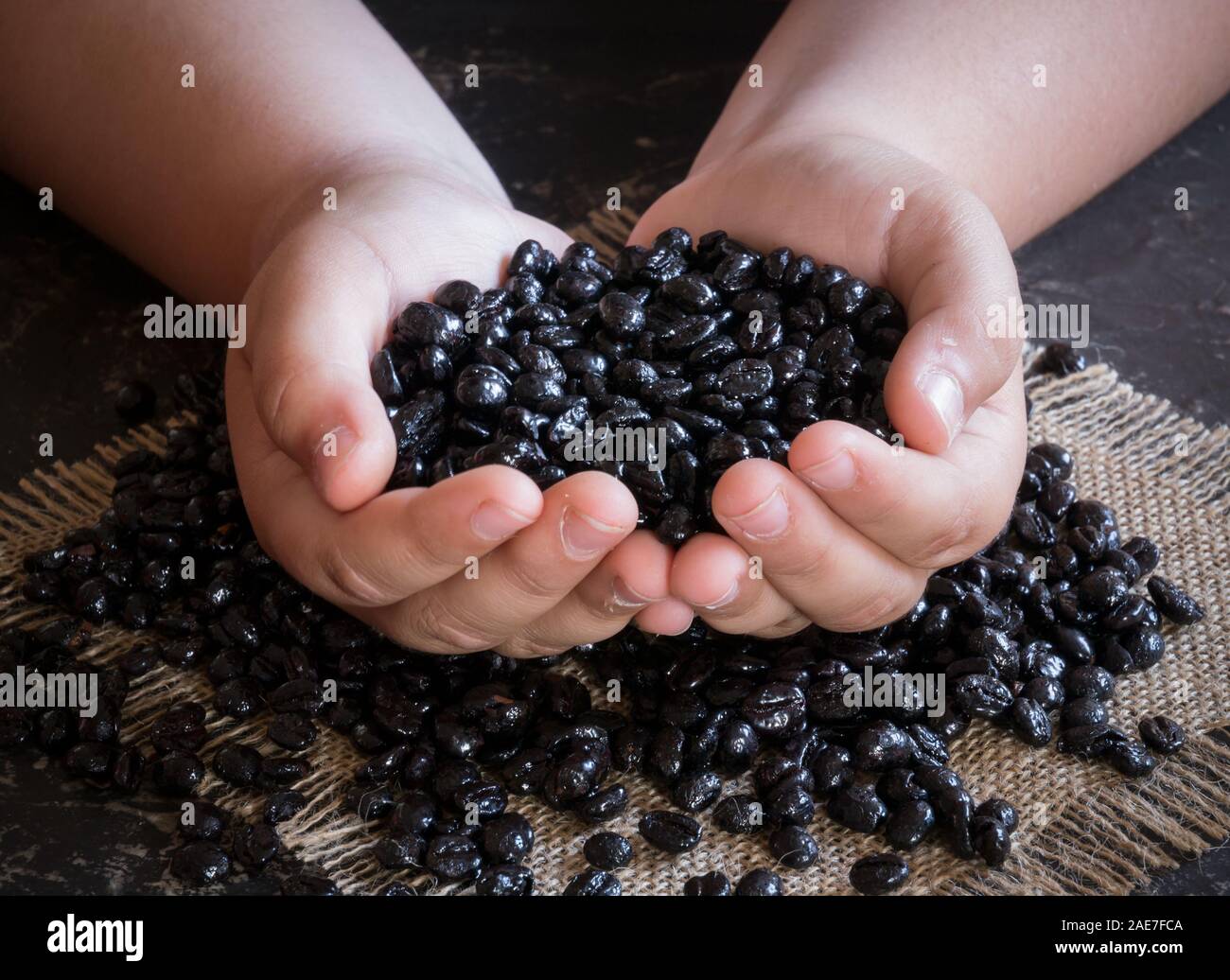 Two hands handful coffee hi-res stock photography and images - Alamy