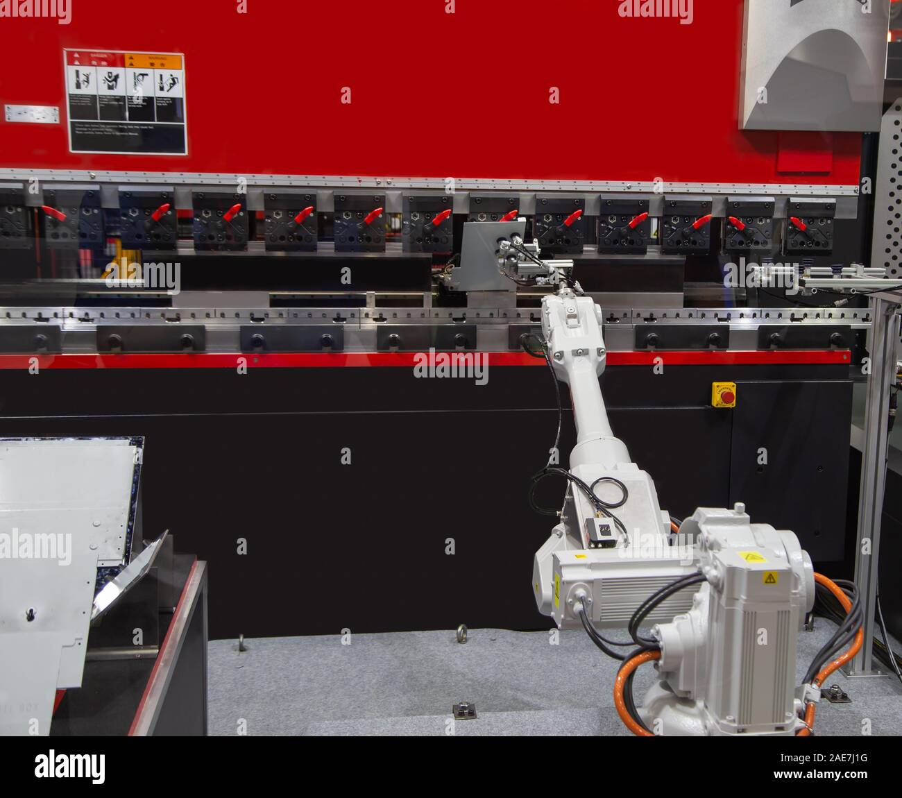 Robotic loading metal sheet to CNC Synchronize Hydraulic press ...