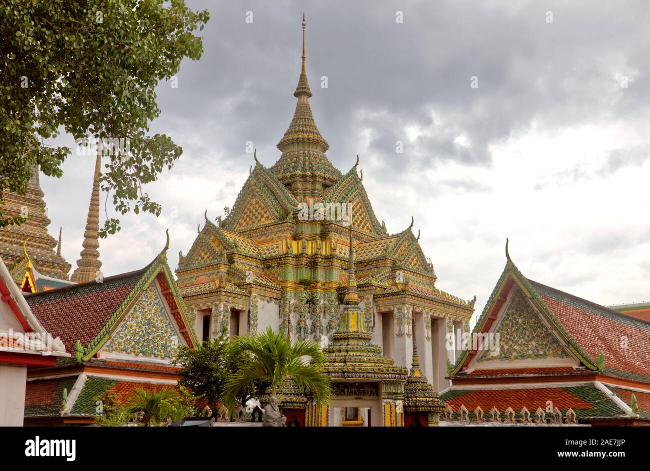 Beautiful bangkok temple hi-res stock photography and images - Alamy