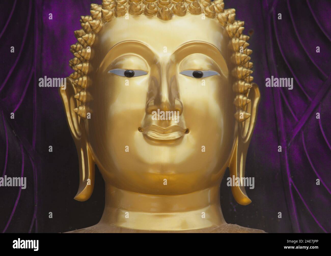 Head of golden buddha hi-res stock photography and images - Alamy