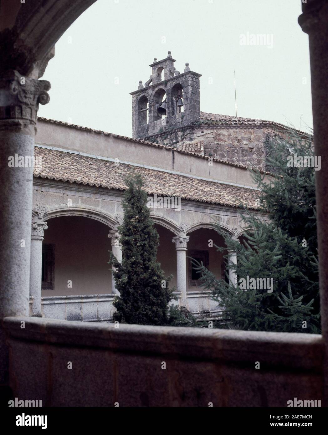 GALERIA ALTA DEL CLAUSTRO RENACENTISTA DEL MONASTERIO DE YUSTE - SIGLO ...