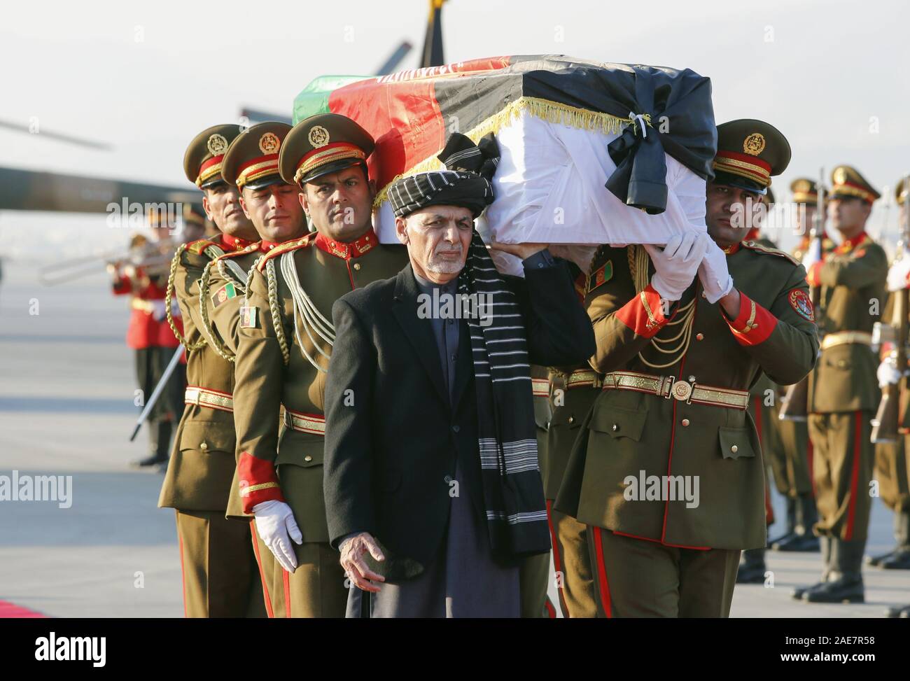 Afghan President Ashraf (C) and soldiers carry the coffin of slain ...