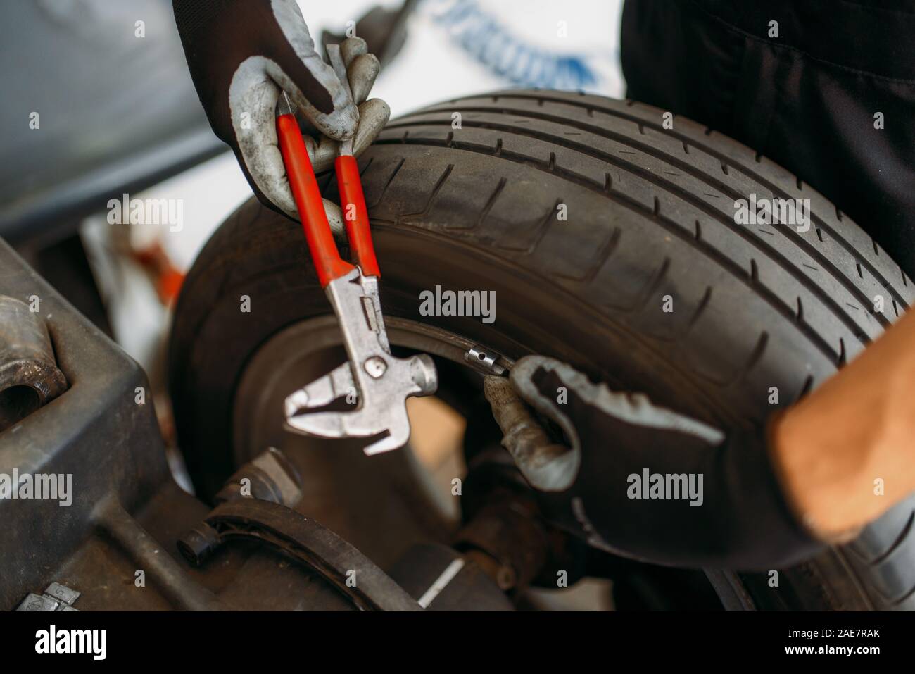 Car wheel balancing hi-res stock photography and images - Alamy