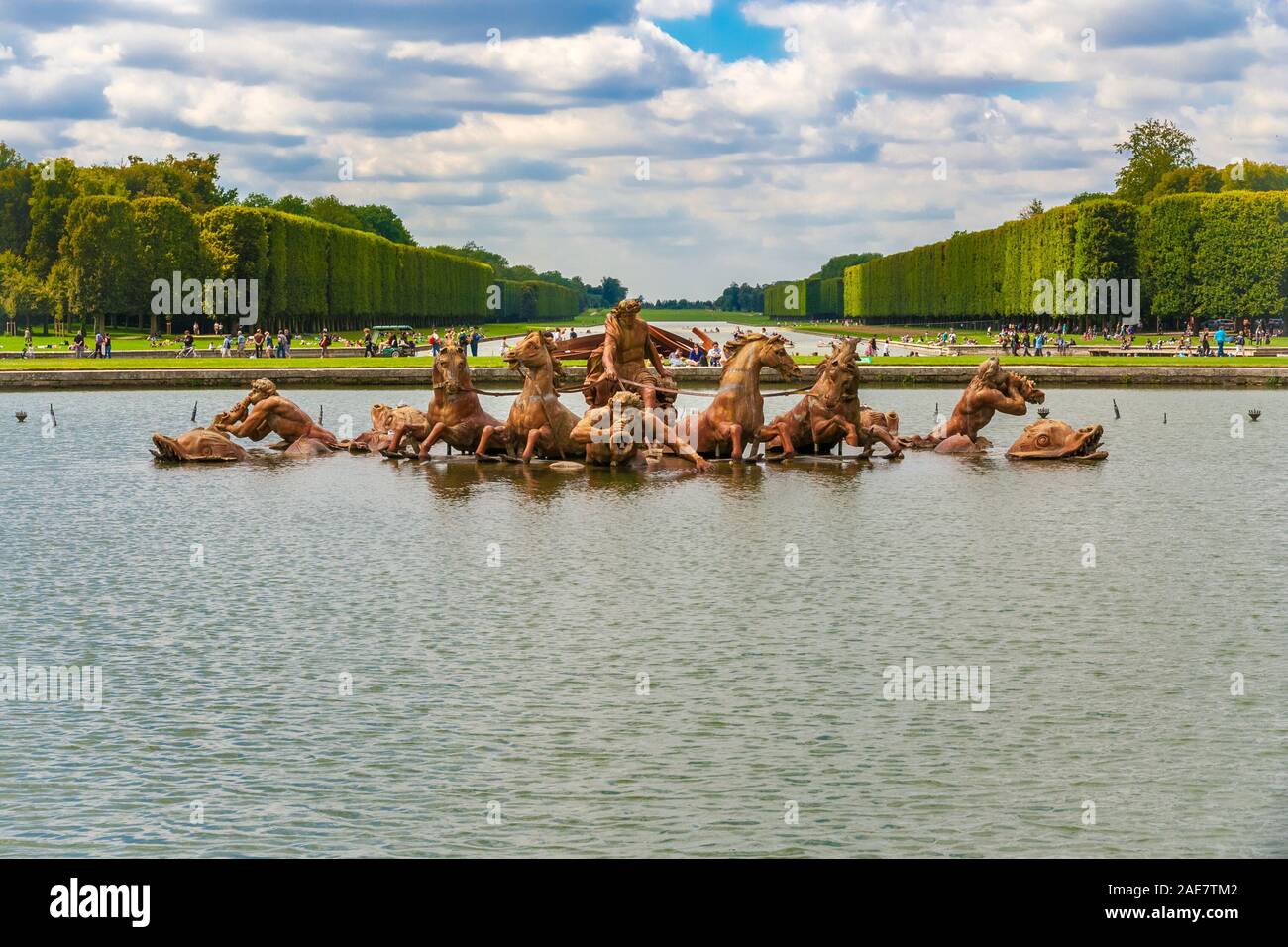Great panoramic view of the impressive Apollo Fountain from the Gardens ...