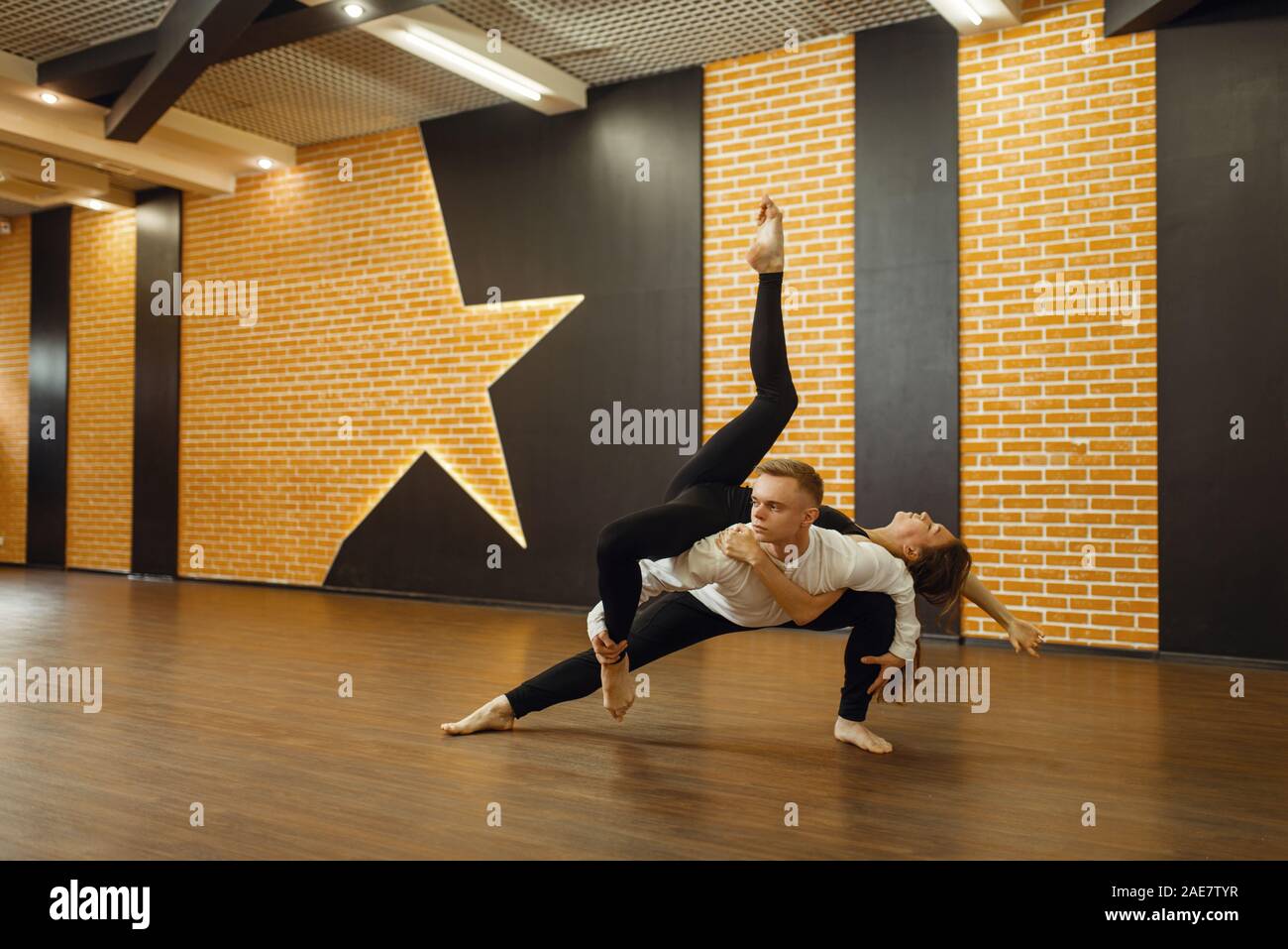 Two contemporary dance performers poses in studio Stock Photo - Alamy